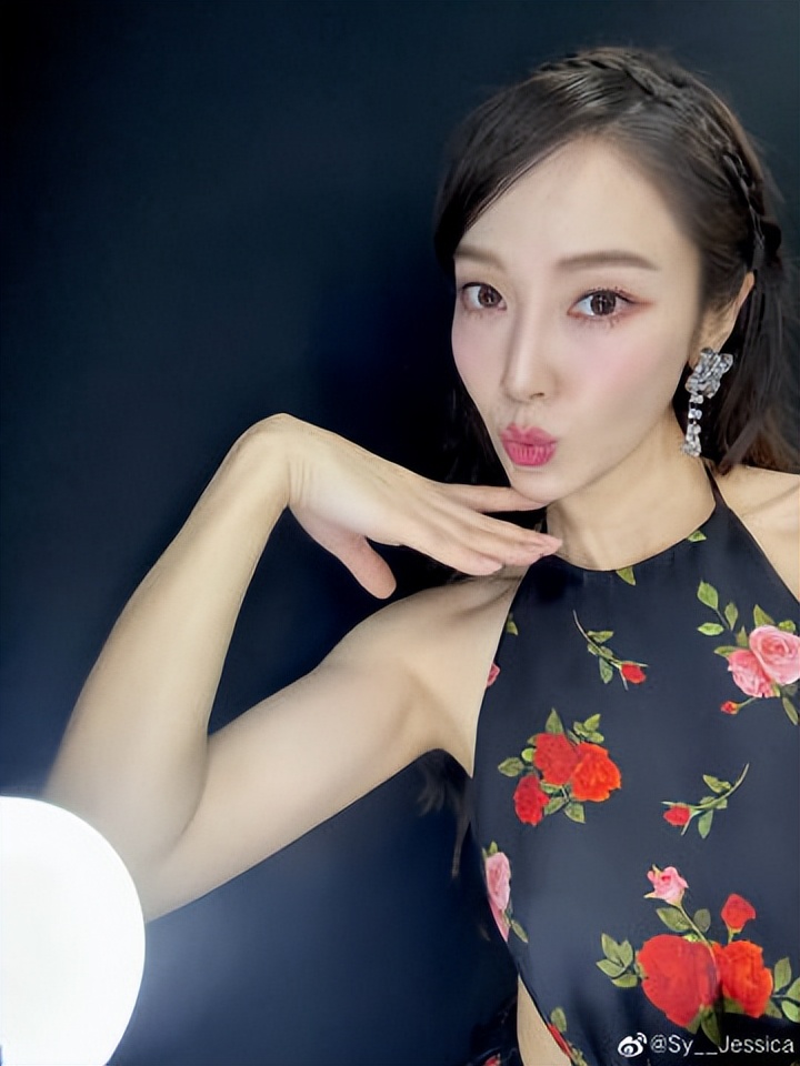 Lady Rose! Jung Soo-yeon's latest look - iNEWS