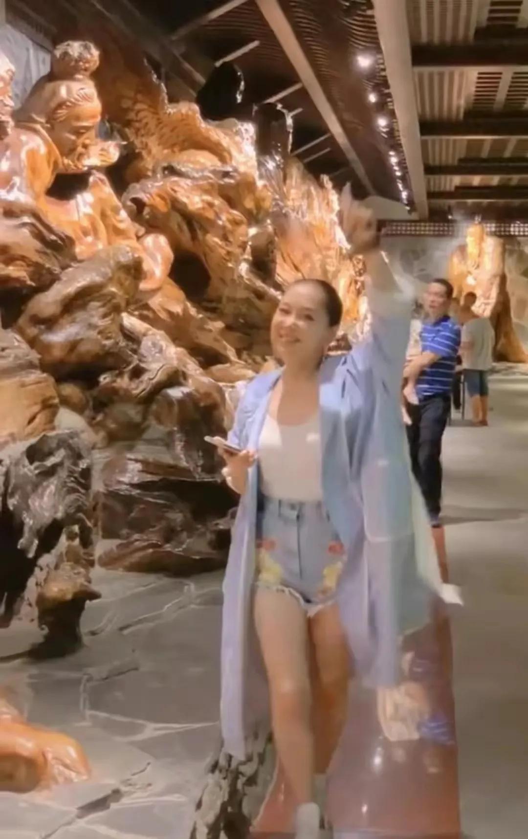 The female star's dressing style is too cool, and the netizens who used ...