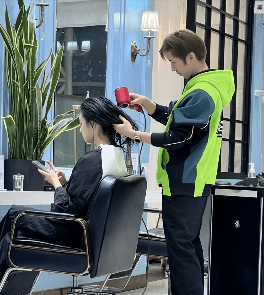 Huang Lei's Daughter Duoduo's Barber Shop Was Suspected of Dyeing Cool ...