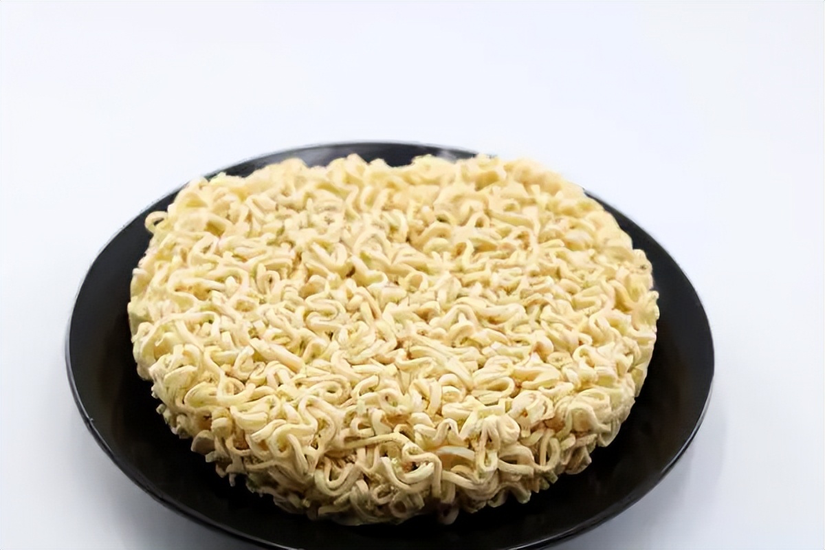 Why is the shape of instant noodles not straight?But it is curved. It ...