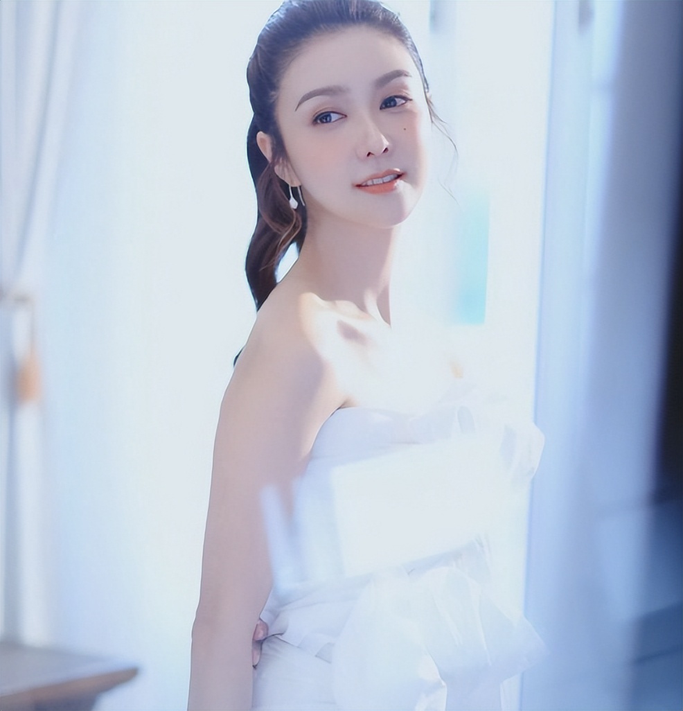 No one would have thought that the last dignity of domestic entertainment was actually given by ...