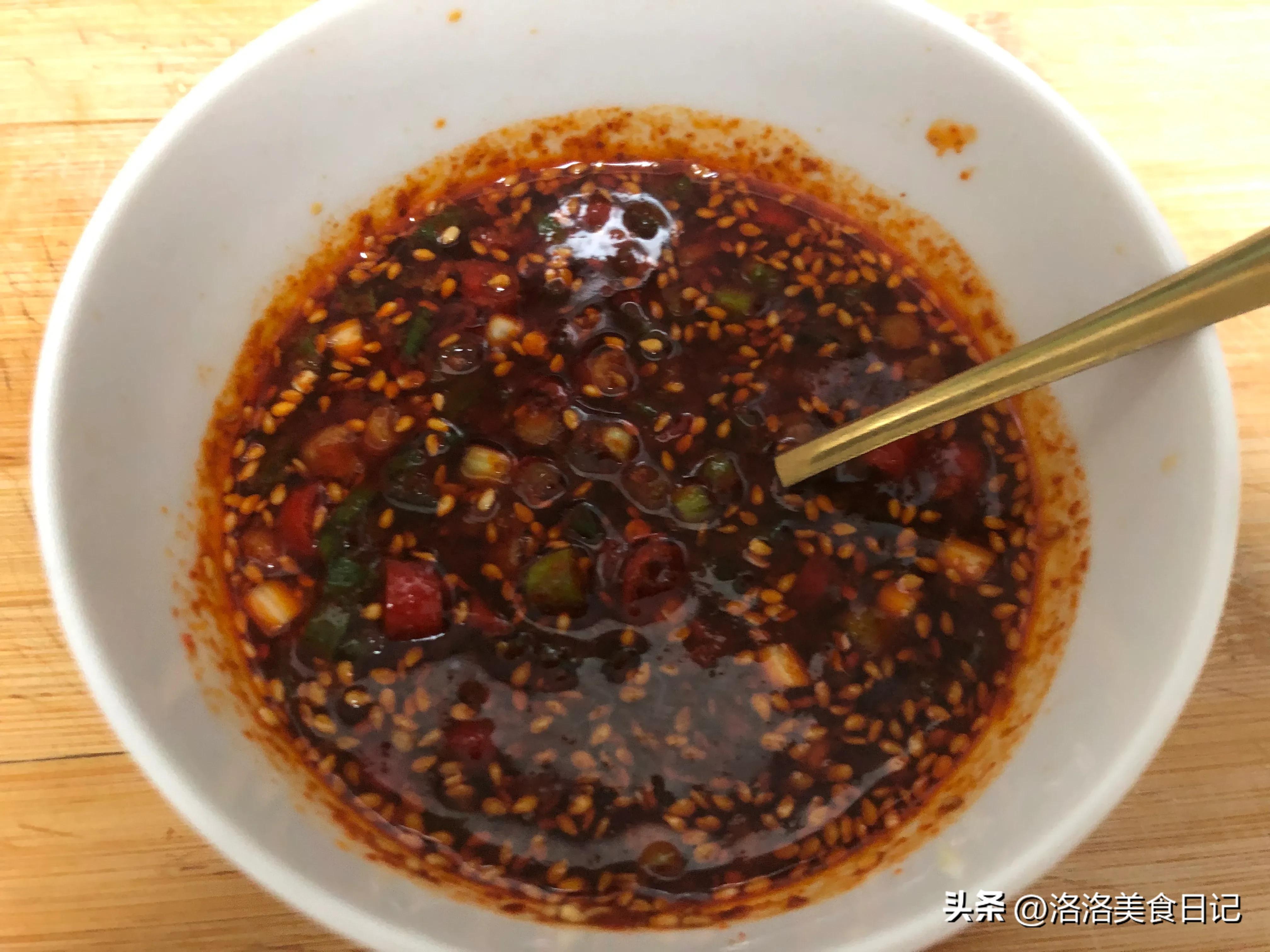 It's hot, I'll teach you how to make the all-purpose cold sauce, mix ...