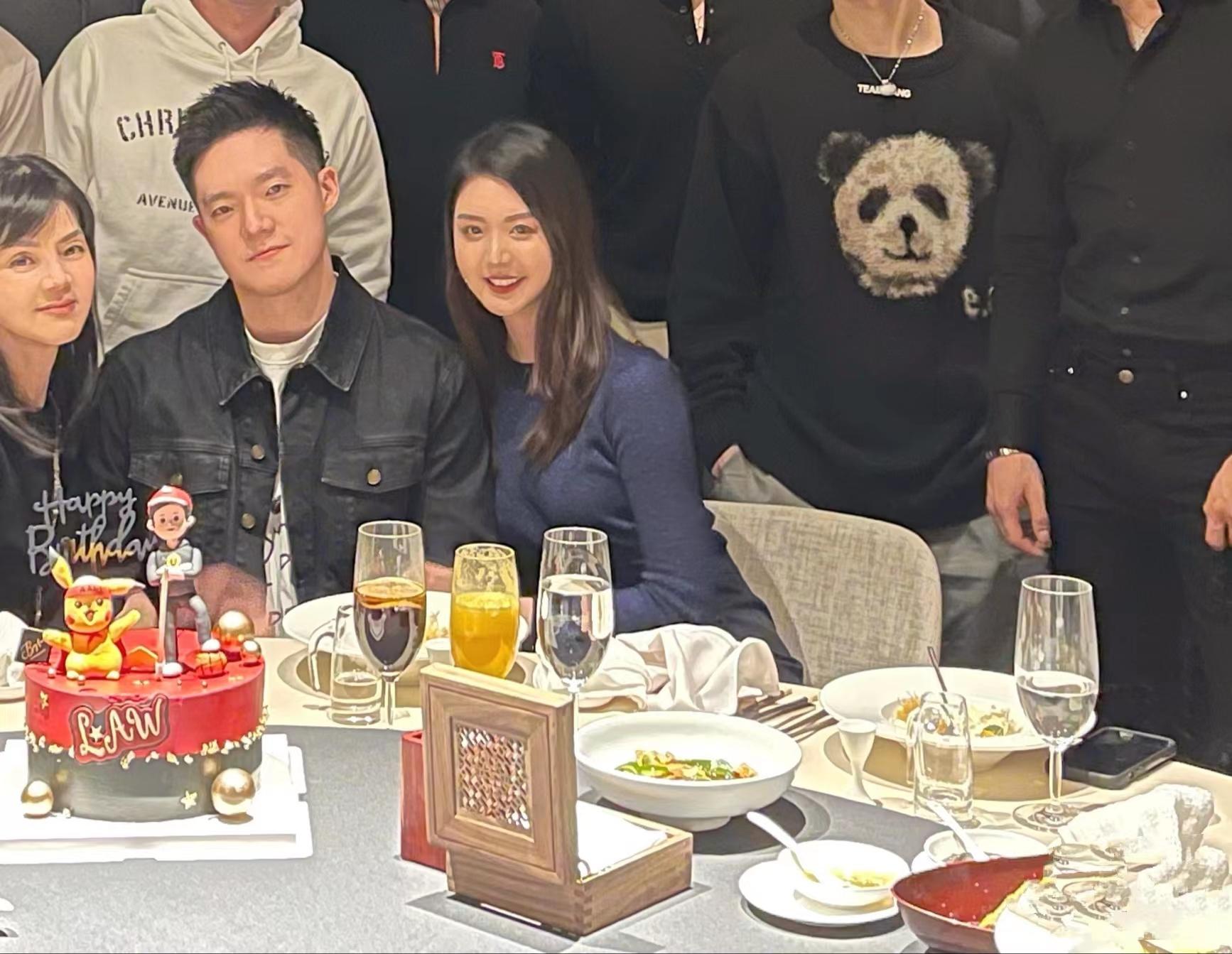 He Youjun appeared at his cousin's birthday banquet, and many beautiful ...