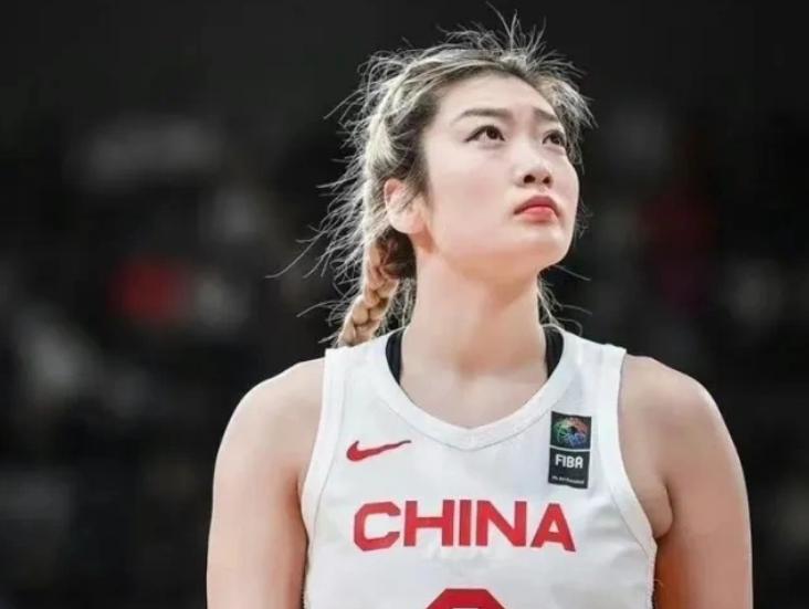 On the match day, Li Meng hung a photo of her kissing Zhang Long on the ...