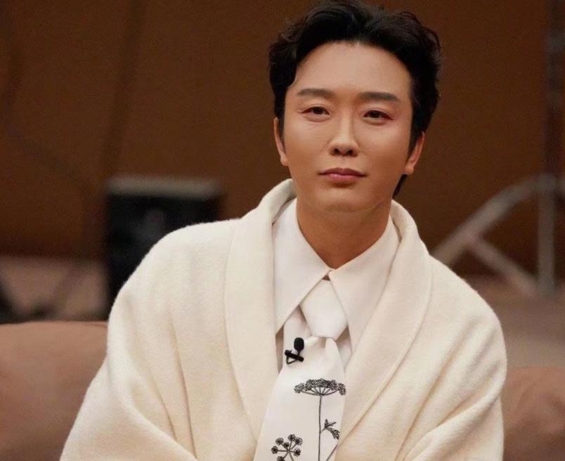 Li Yugang wore a 100-yuan domestic coat to appear on the scene, limping ...