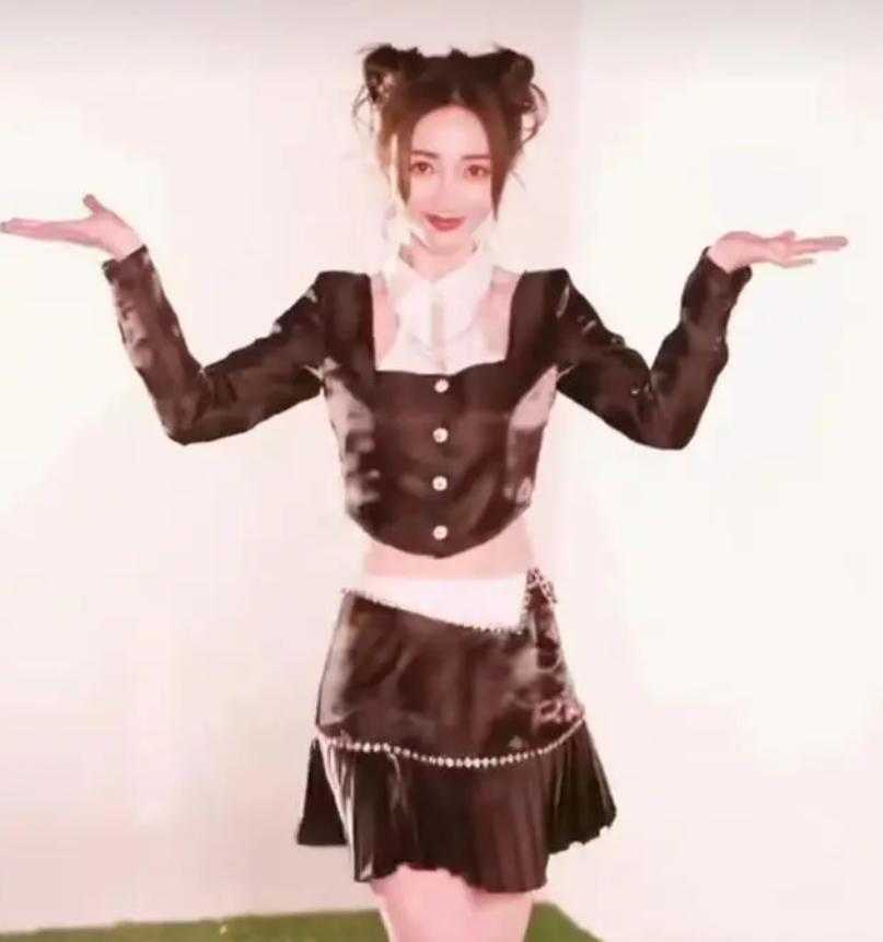 42-year-old Liu Yan turned into a football baby, lifting her waist and ...