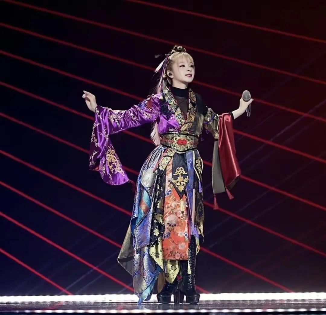 Meiyi Liya dances to become a god, sweet and pure like Wang Xinling ...