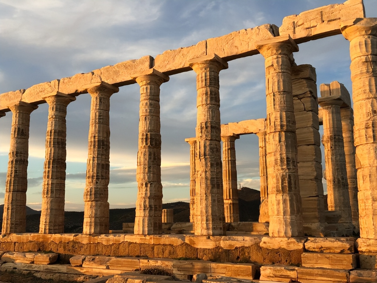 As a symbol of ancient Greek architecture and democratic ideas, what ...