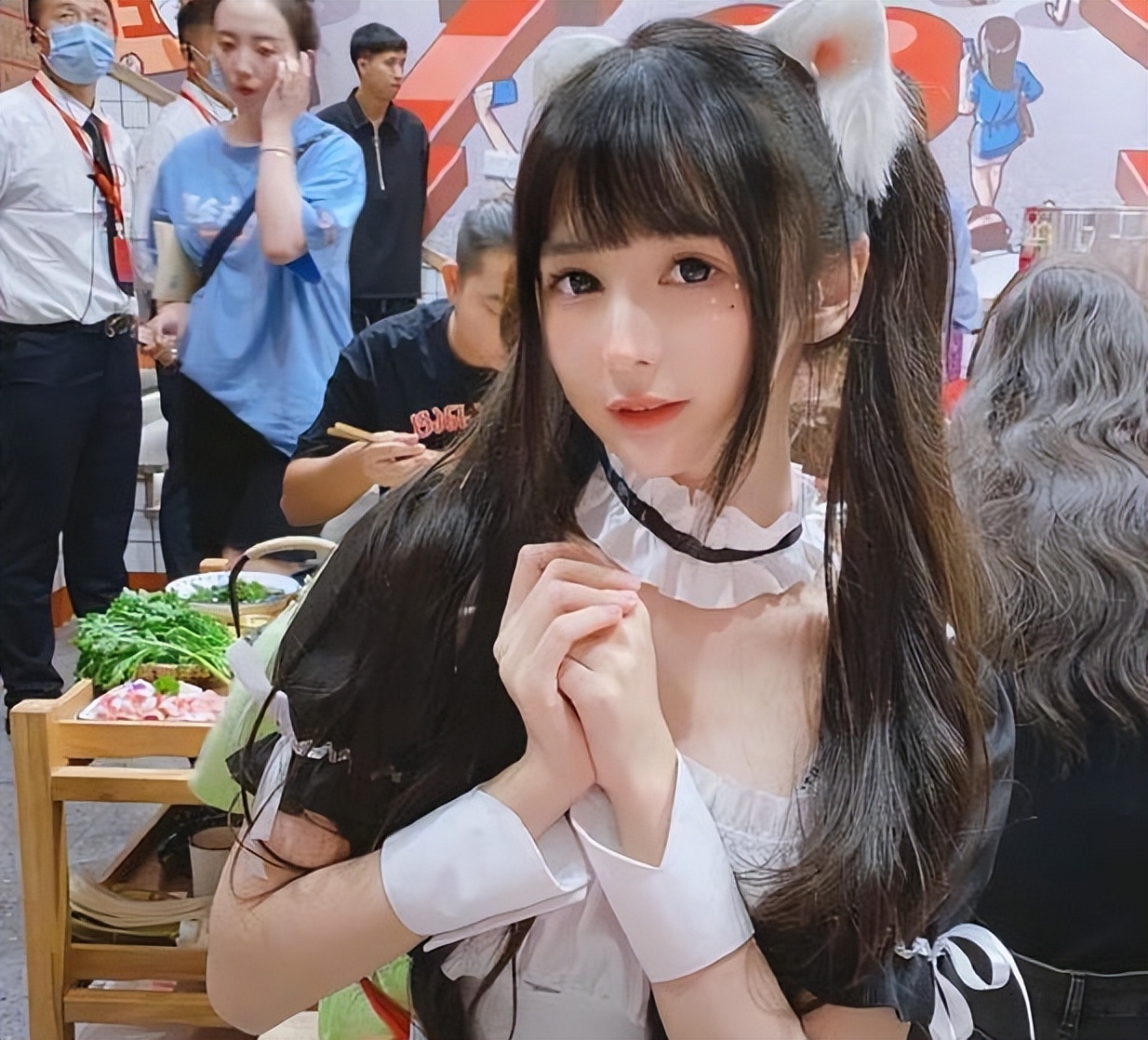 Internet celebrity Cai Luoli wears tassel suspenders to dance hotly, and nearly disappears in a ...