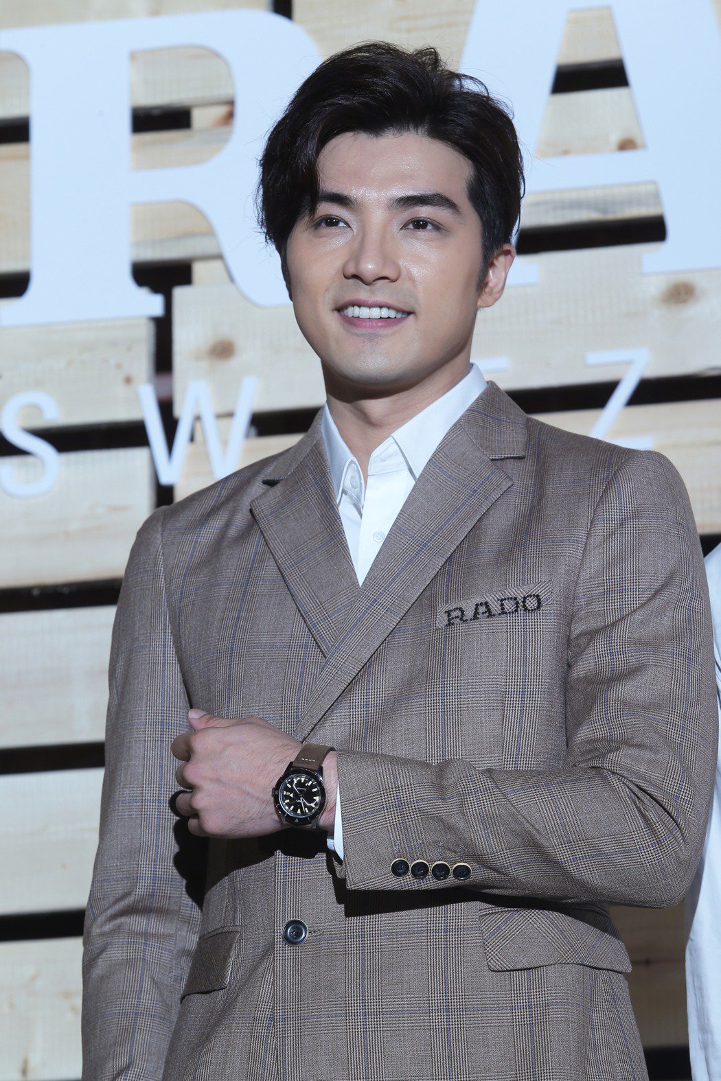 "Magic Respect Building" Huang Zhiwei hugged and kissed a petite woman ...