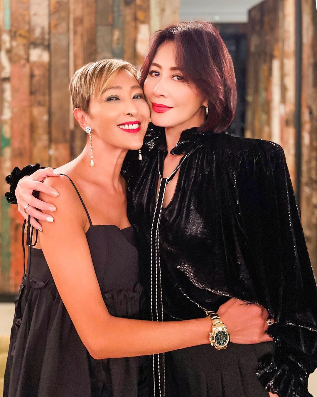 54-year-old Qiu Shuzhen and her wealthy husband and daughter celebrate ...