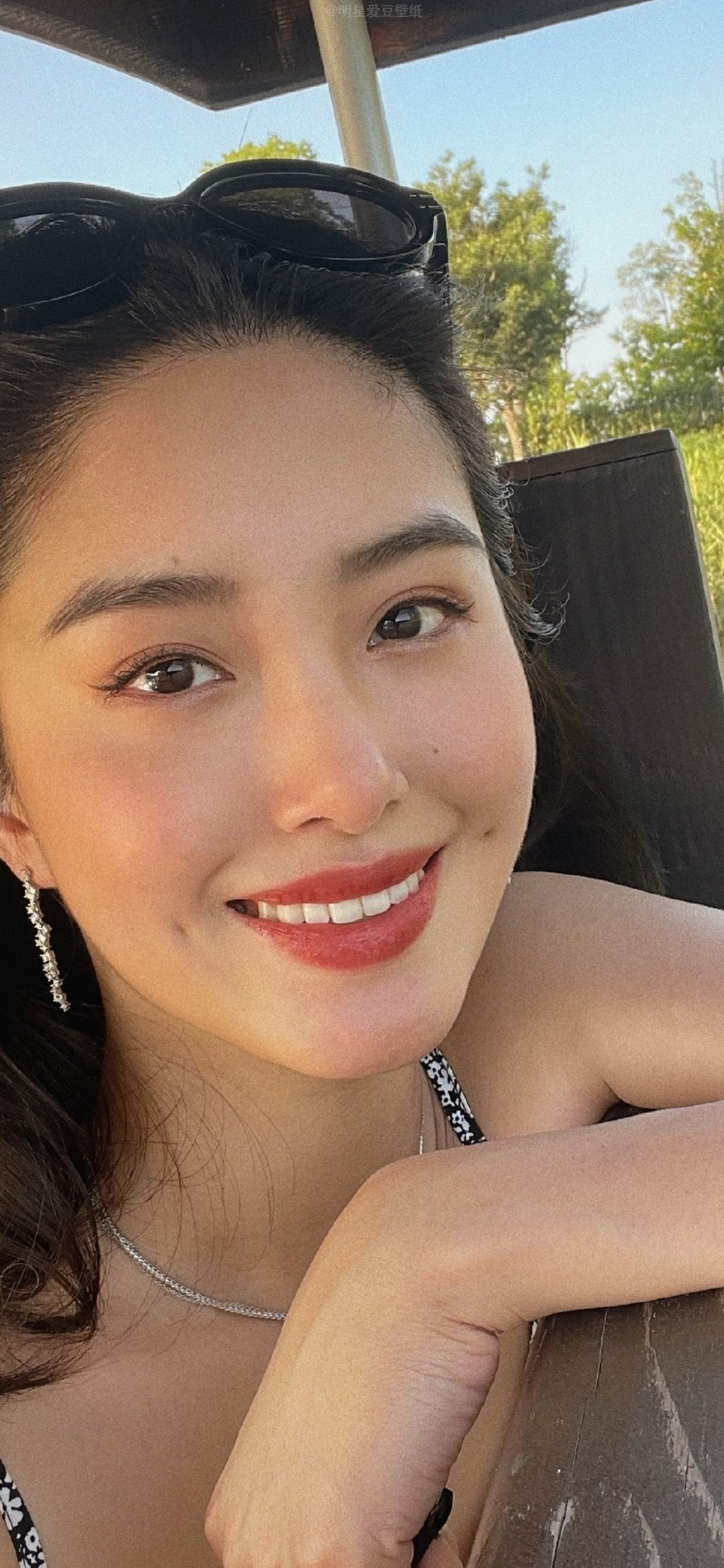 Close-up of portrait photography pose (46) - iNEWS