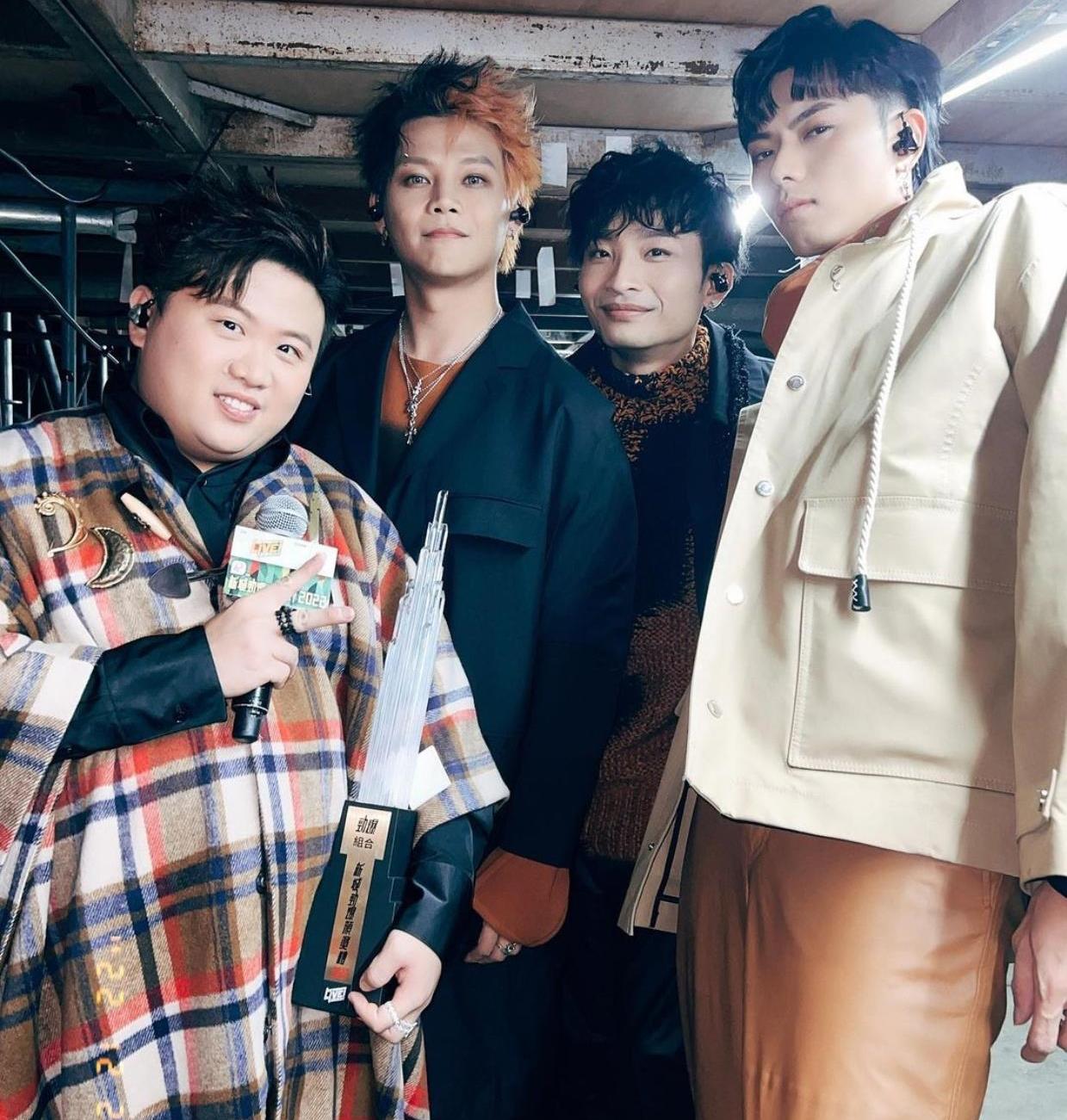 TVB singer Yan Mingxi was invited to take a photo with members of the ...