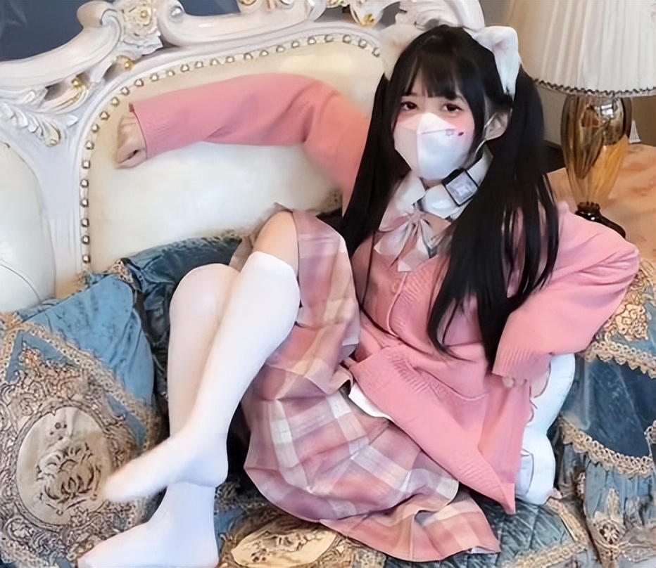 Internet celebrity Cai Luoli danced in a navel-baring dress, went into battle in a vacuum ...