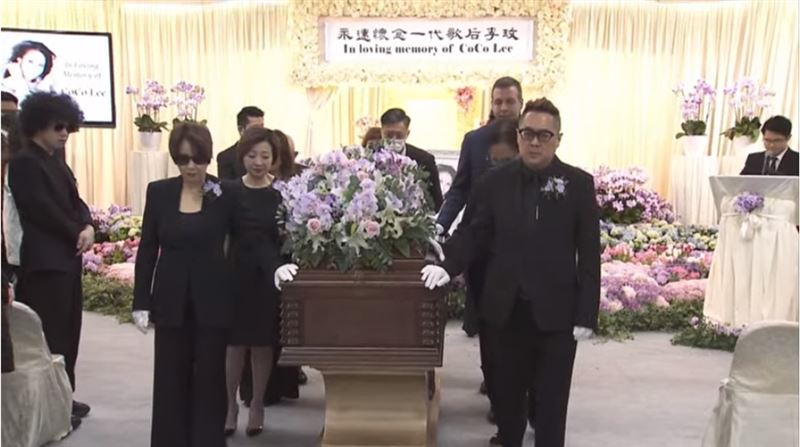 Coco Lee burst into tears at the funeral, Jenny helped Ling to hold ...