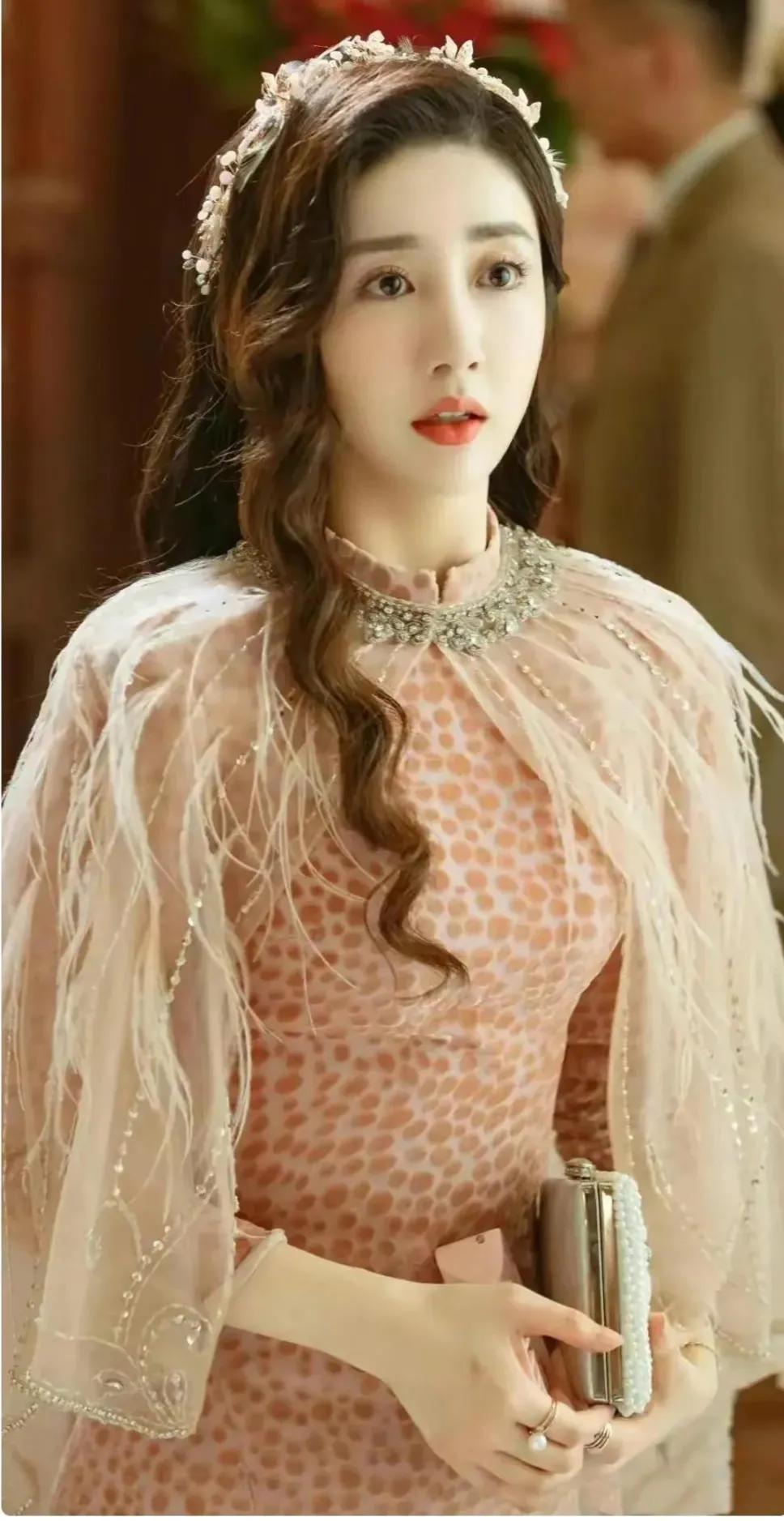 Chen Xinyu, elegant and generous, noble and glamorous, charming photo ...