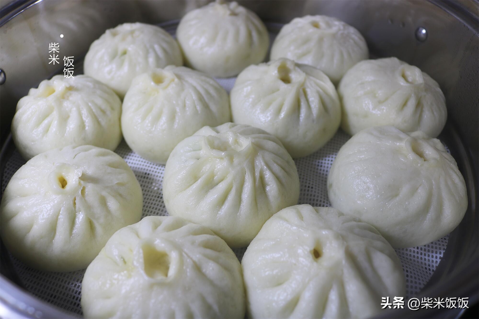 A pot of steamed buns with mushrooms and vegetables, the skin is soft ...