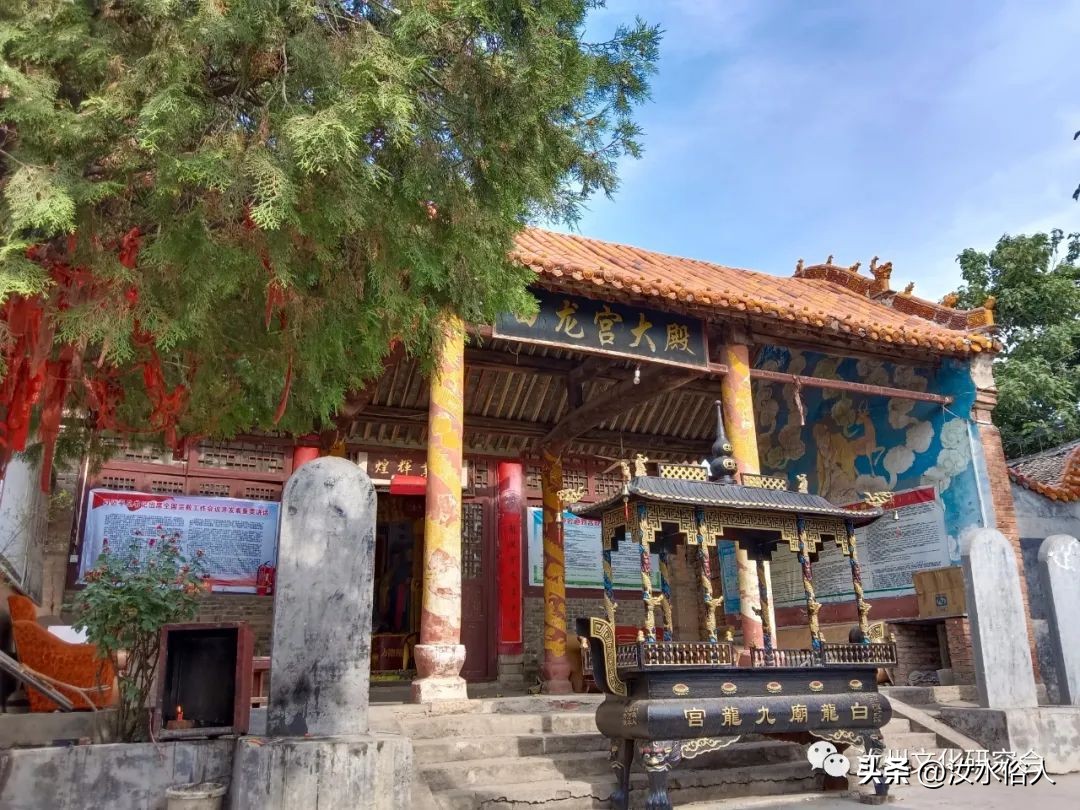 The White Dragon Temple at the foot of the Sanshan Mountain is famous ...