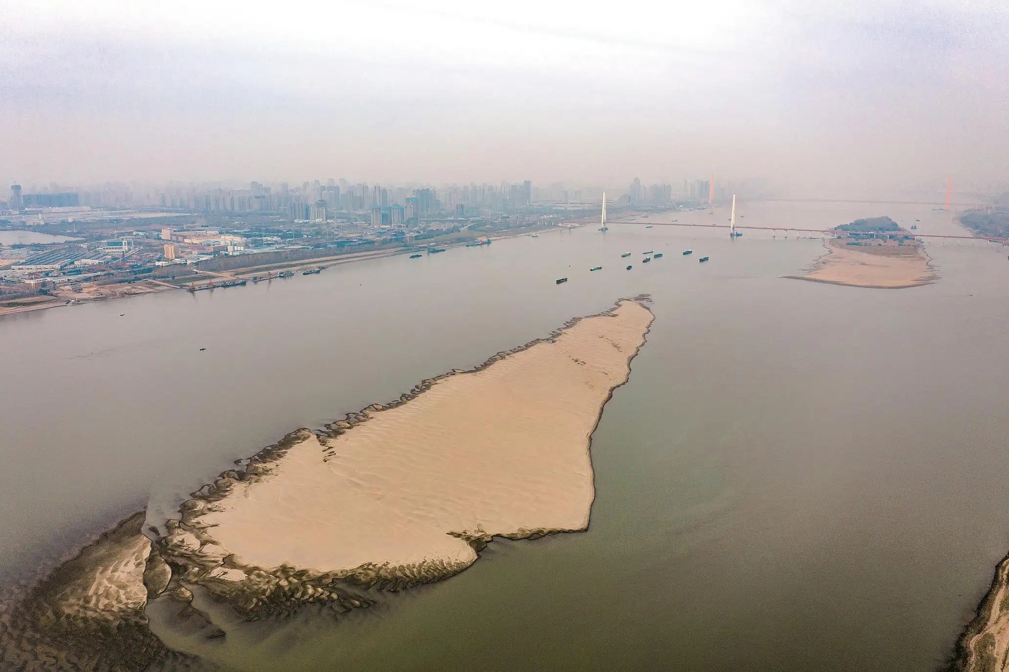 After the water level of the Yangtze River dropped, a neat and ...