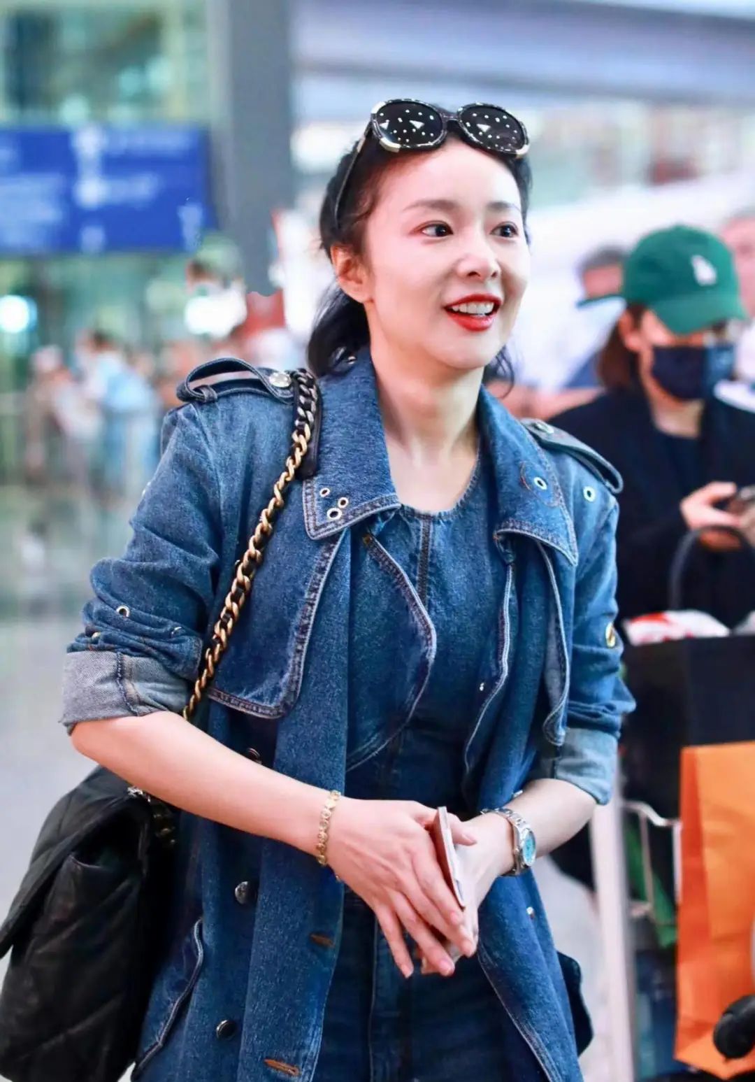 Gao Ye returned to China with a high profile, wearing denim and ...
