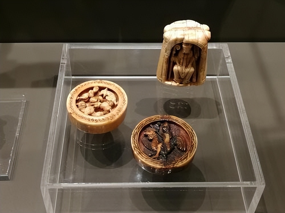 The cultural background and symbolic meaning of the ivory box, as well ...