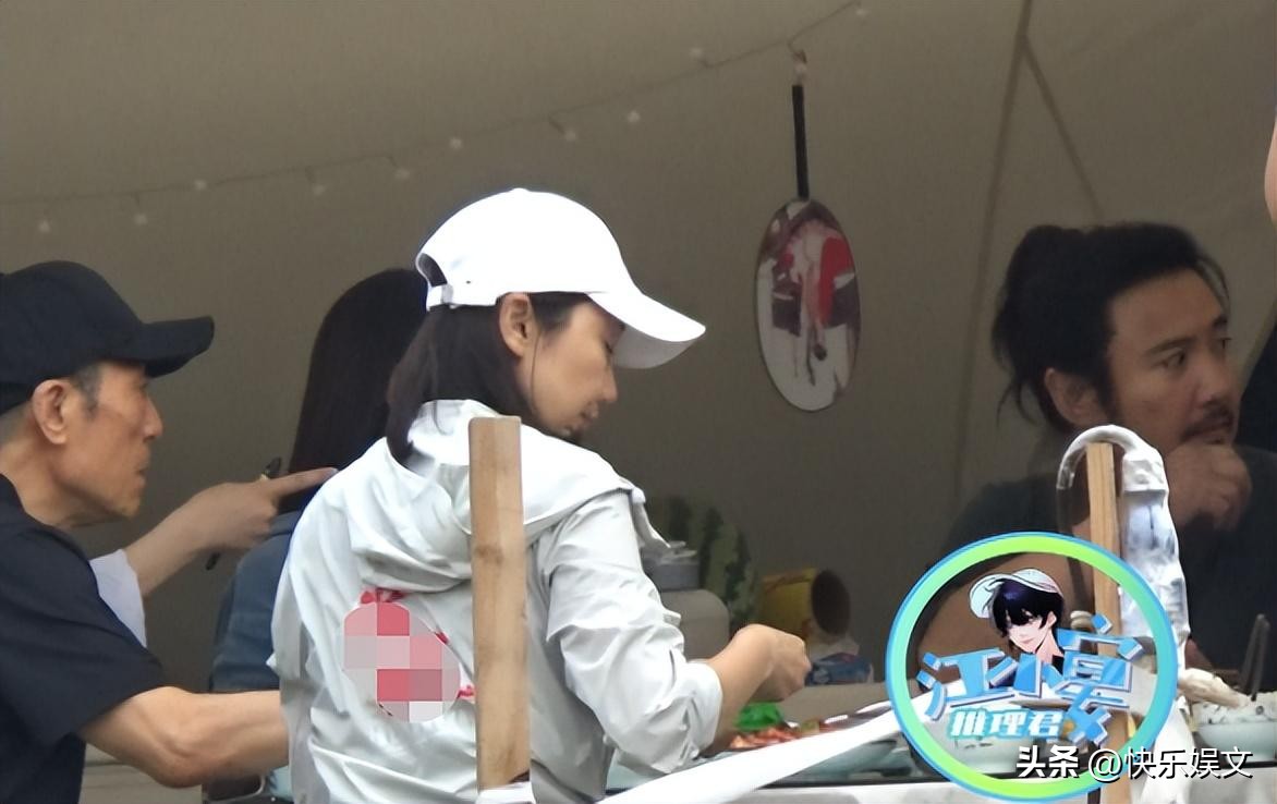 72-year-old Zhang Yimou eats on the set!Chatting and laughing with the ...