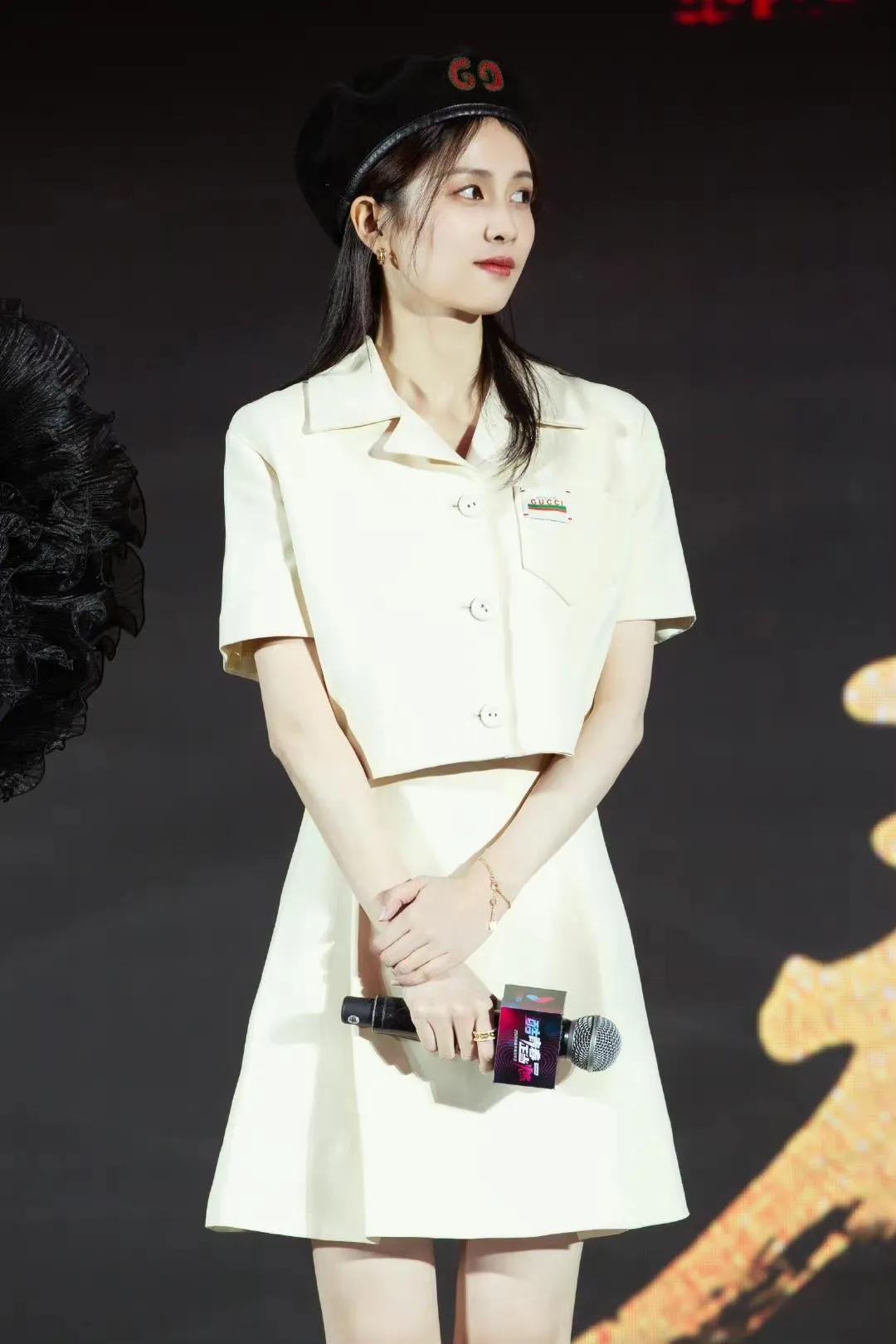 Jin Chen and Bai Lu are in the same frame, they are four years apart ...