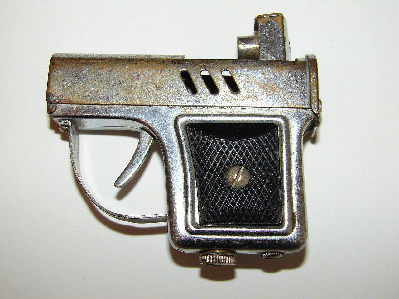The 4 weapons used by the agent were inexplicably disguised too ...