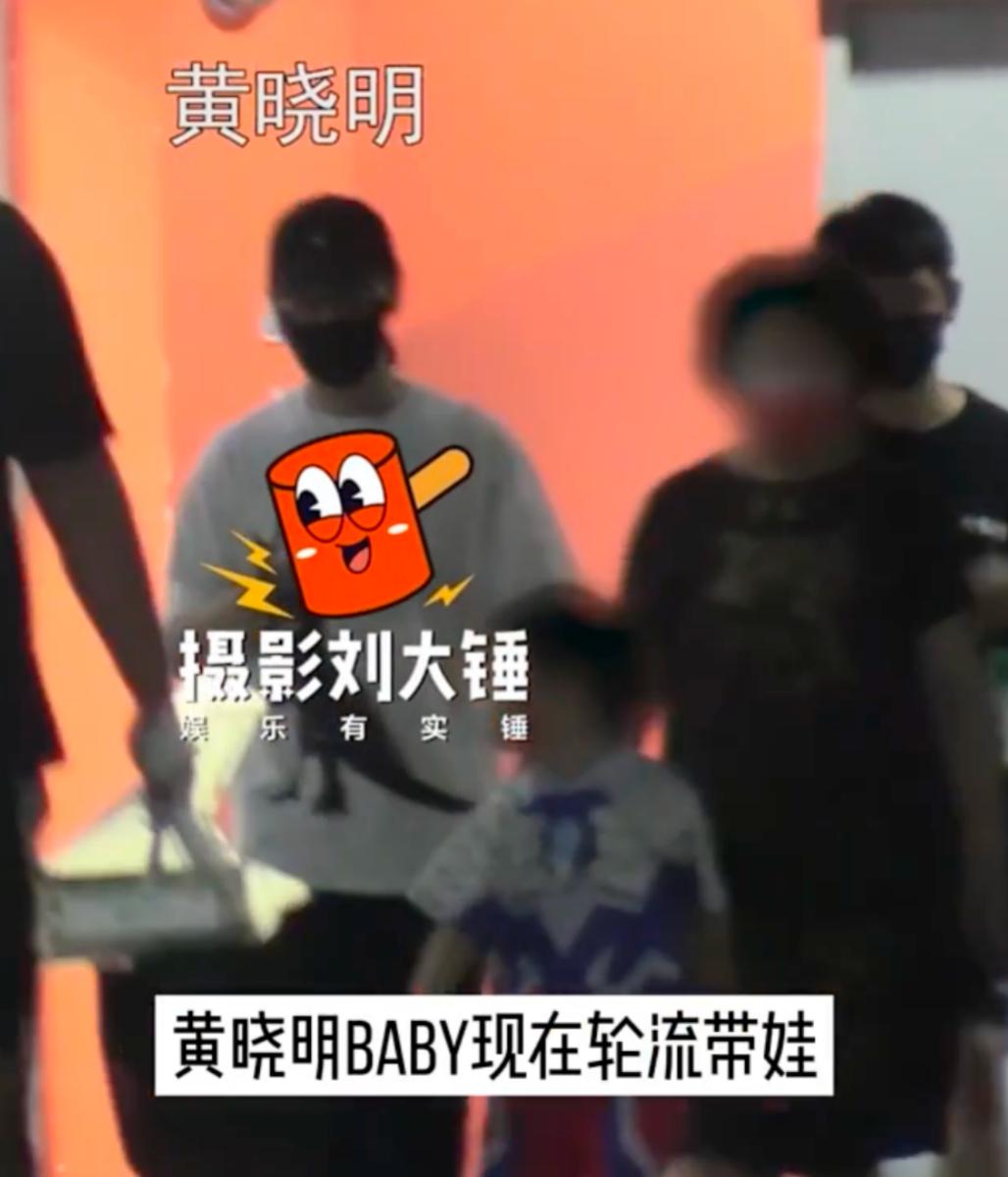 Huang Xiaoming baby takes turns with the baby!The little sponge jumped ...