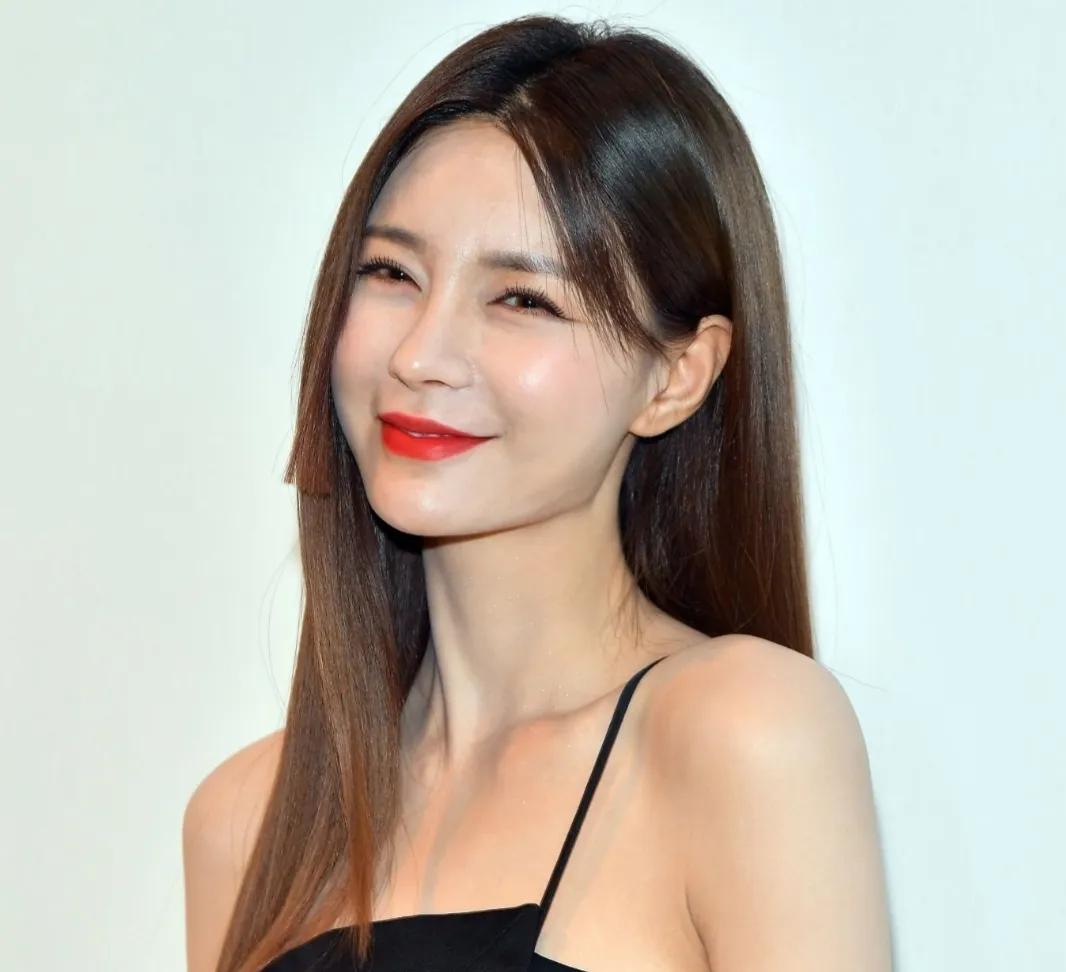 Paris Fashion Week, Liu Yu wrapped his face with flour, Michelle Yeoh, Huang Shengyi, Shen ...