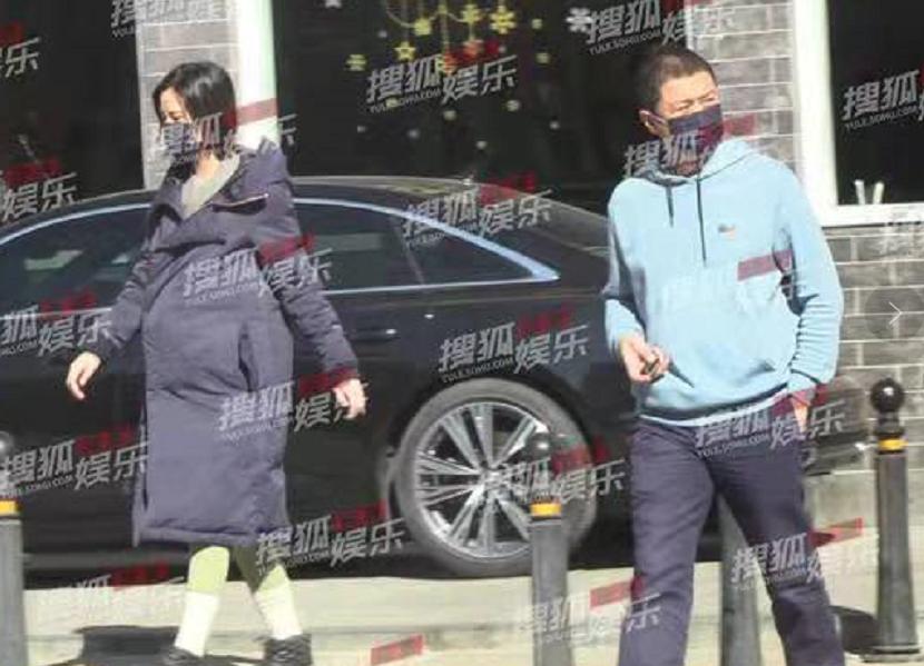 50-year-old Li Yapeng becomes a father again?Driving a million-dollar ...