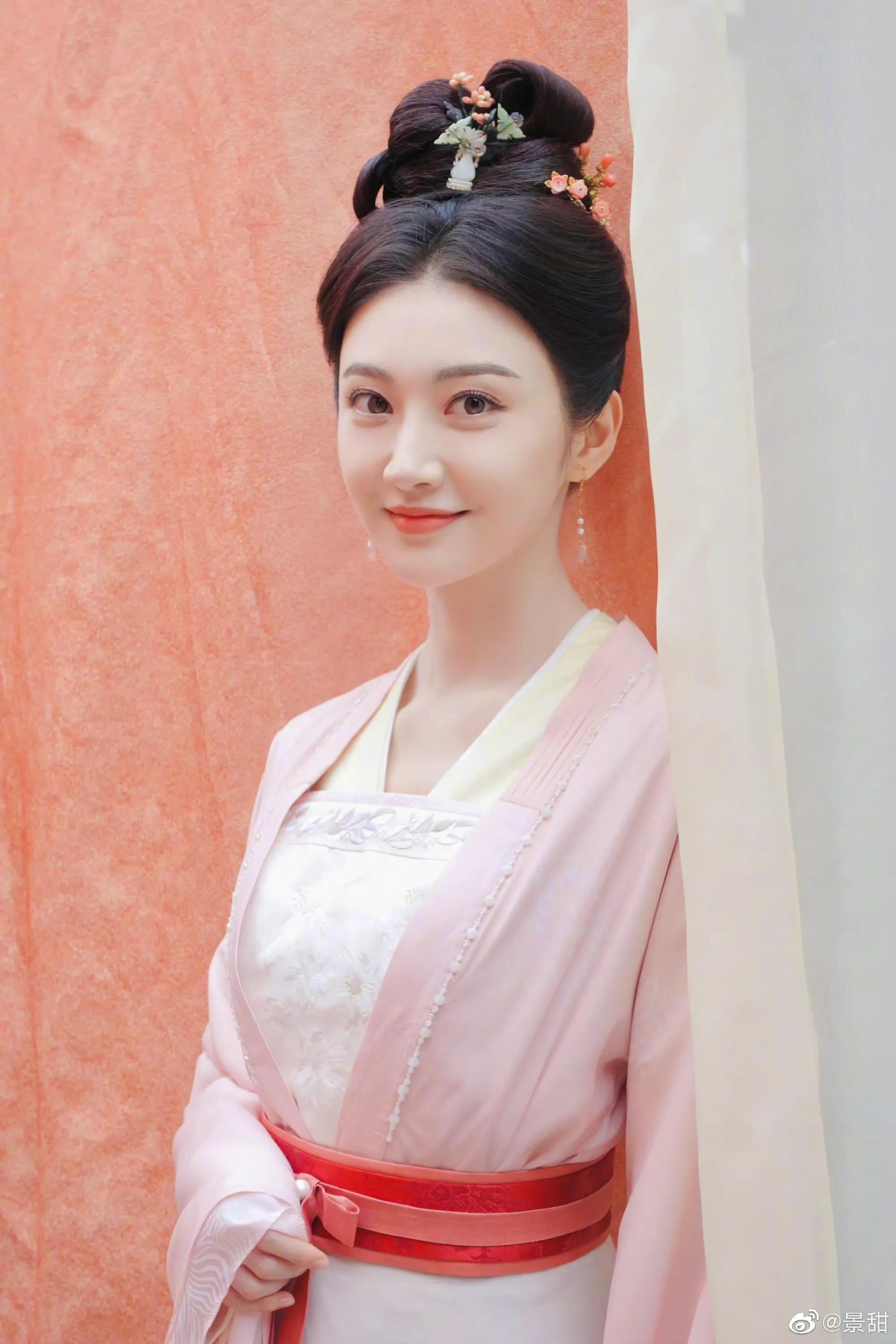 Jing Tian's scorching and romantic finishing the Jiugongge, wearing a ...
