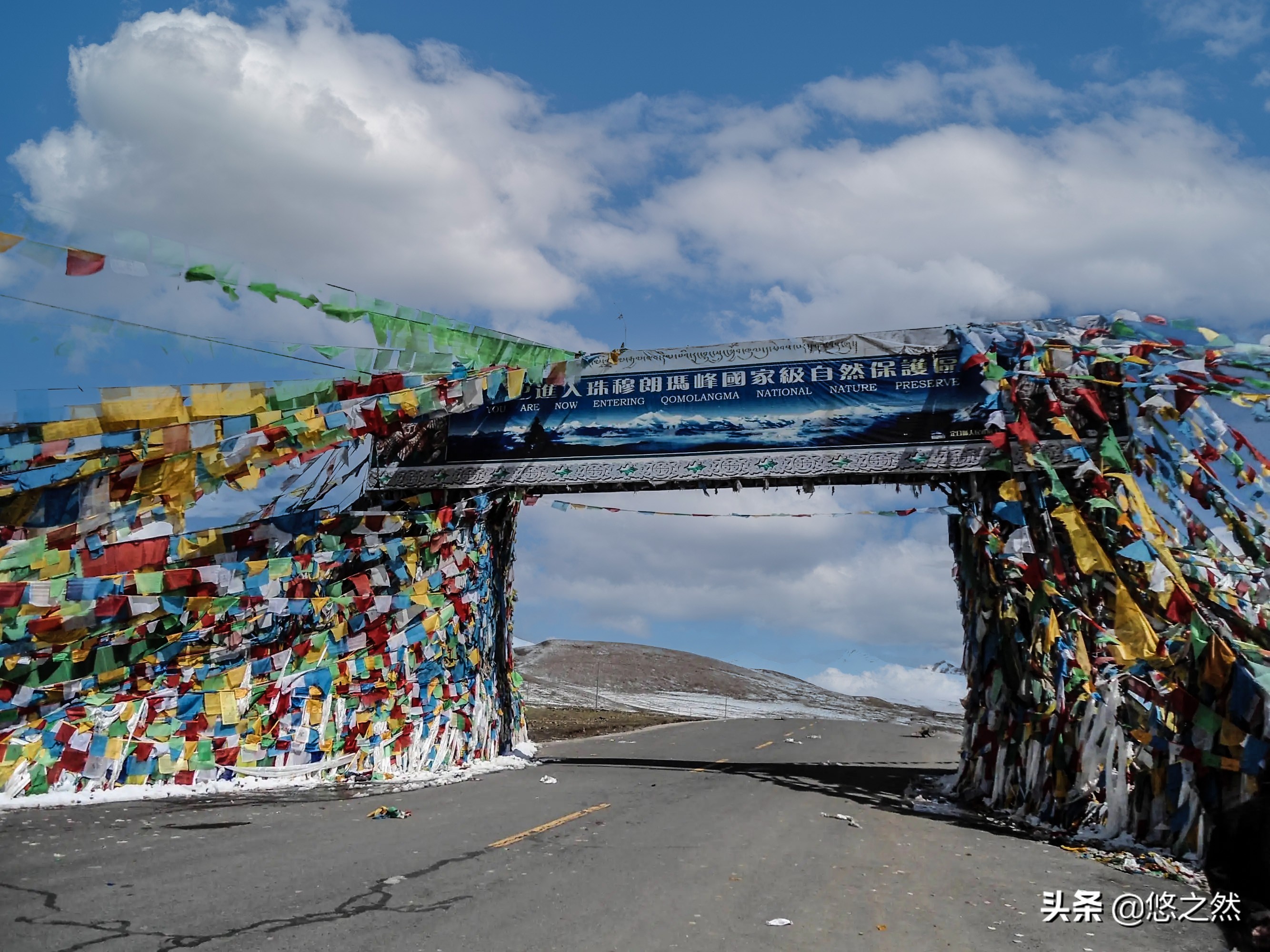 The two high mountain passes that lie on the long road to Mount Everest ...