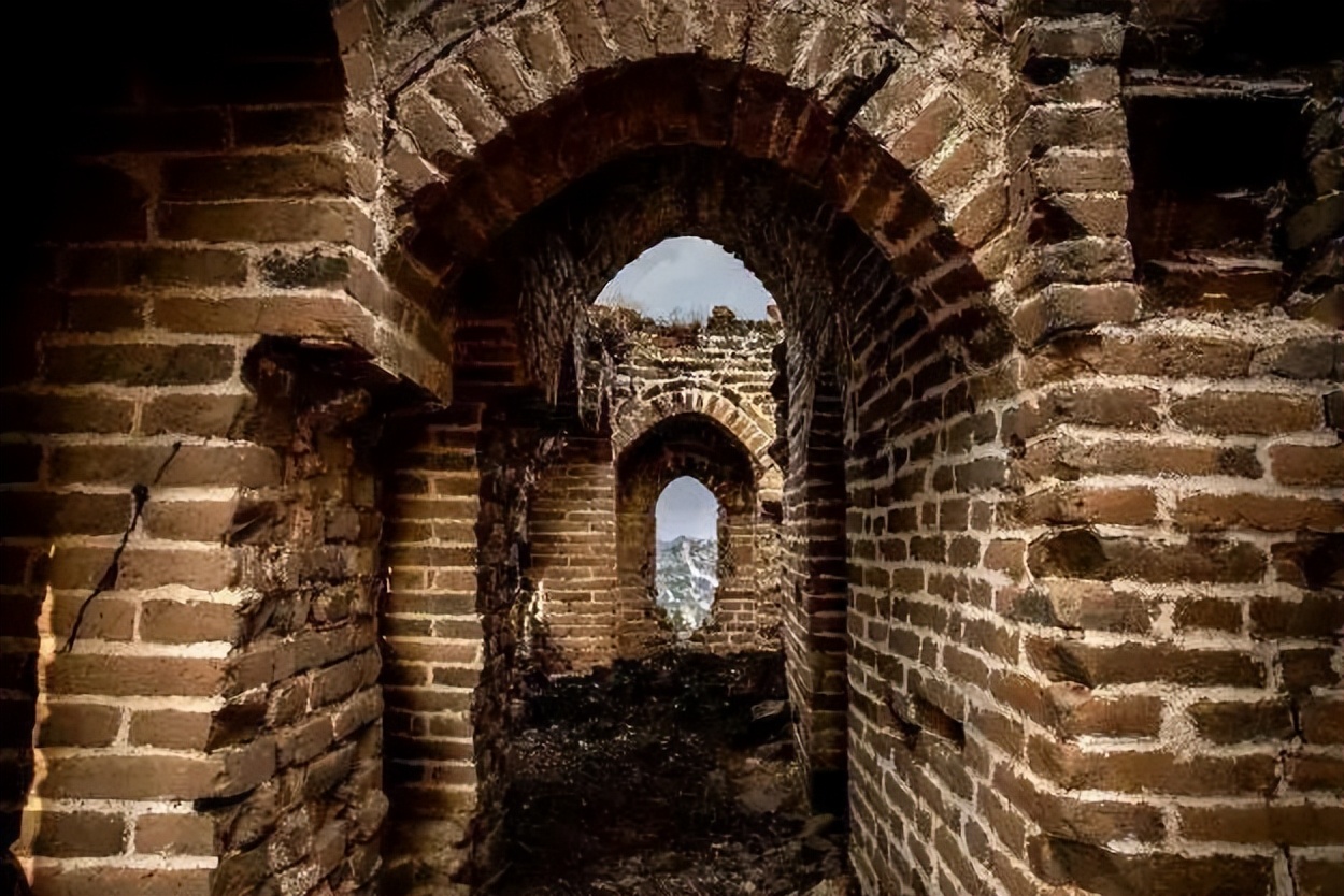 The Great Wall of Bituminous Coal Cave - like a winding dragon, ups and ...