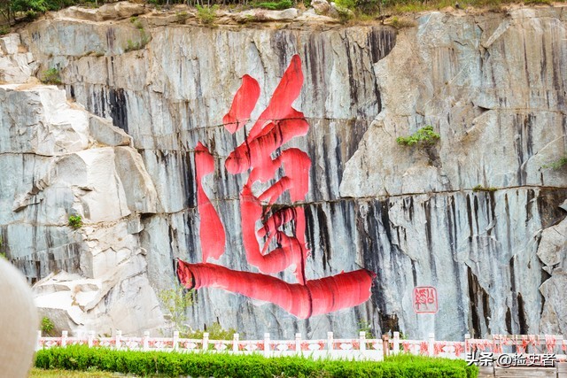 "Heaven and earth are not benevolent, treat everything as a straw dog ...