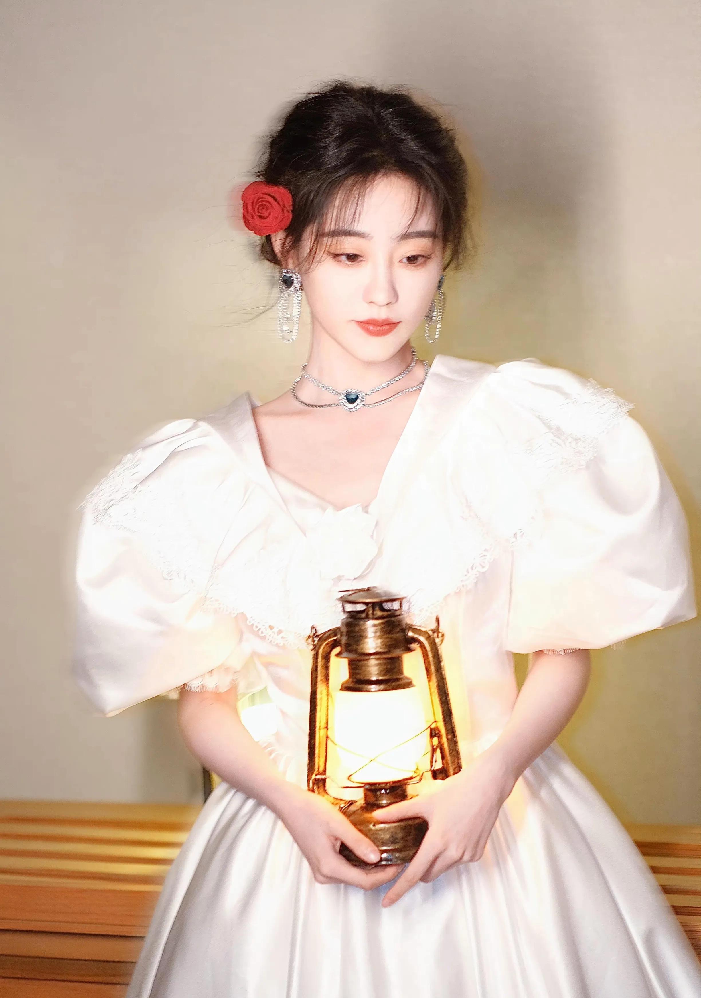 Zhu Xudan is more beautiful than flowers, wearing a white wedding dress ...