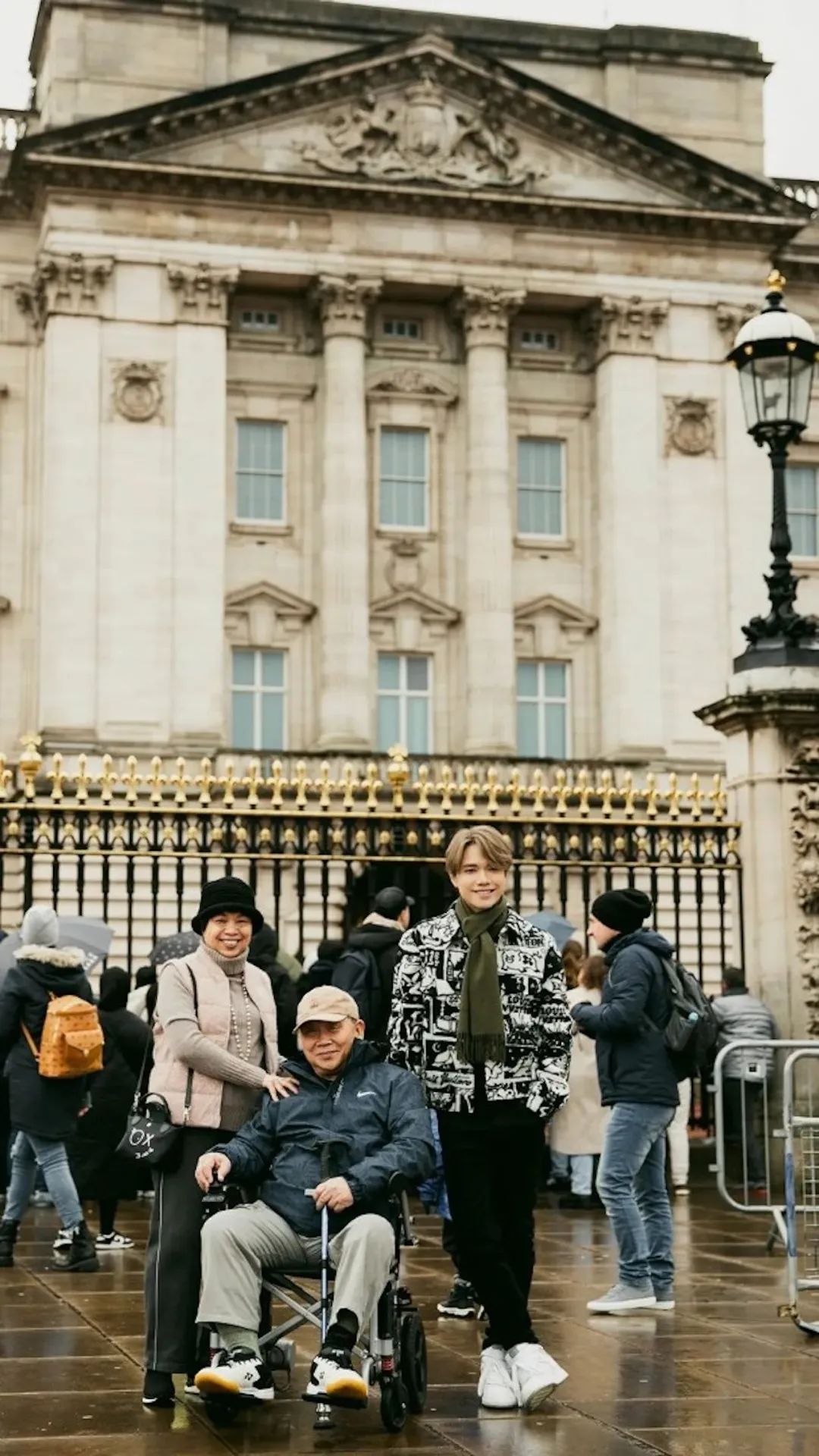 The Emperor's male singer took his parents on a trip for the first time ...