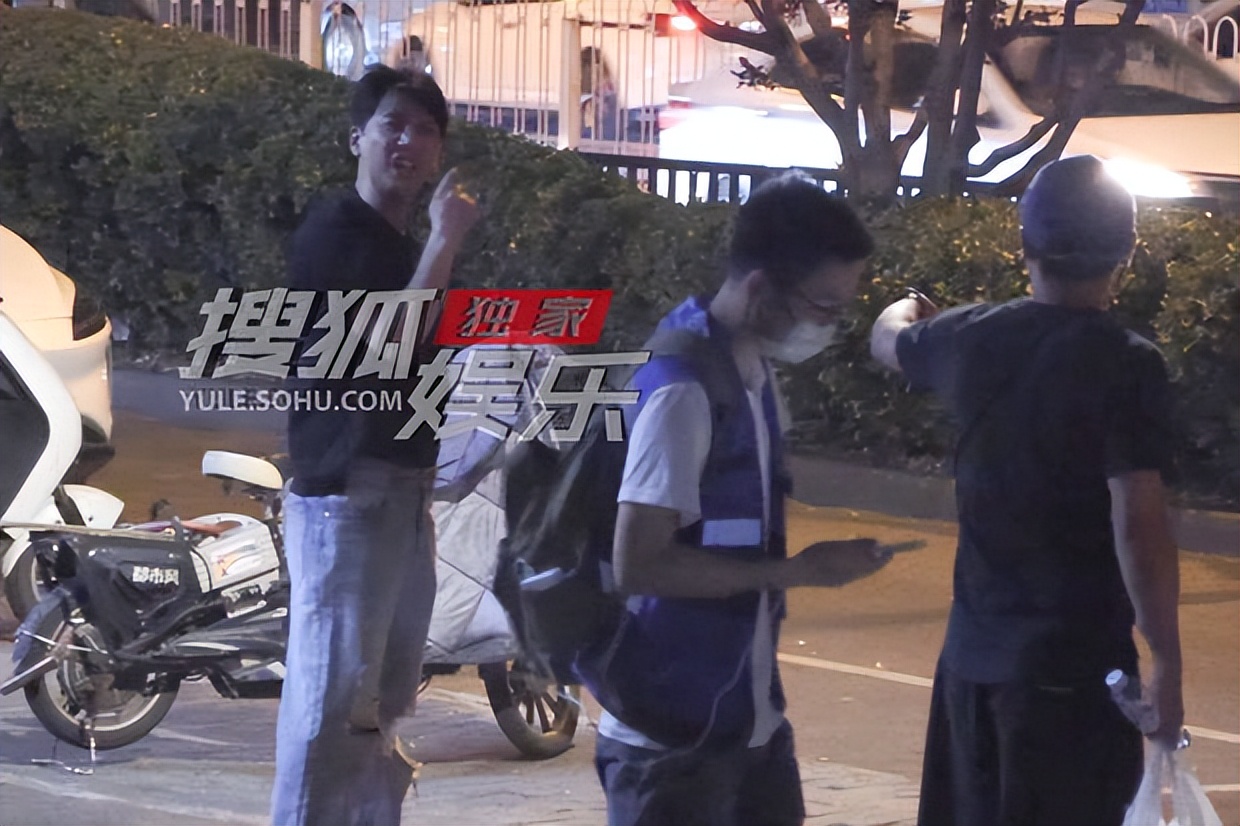 Ying Haoming partyed with all the beauties and drank high on the street ...