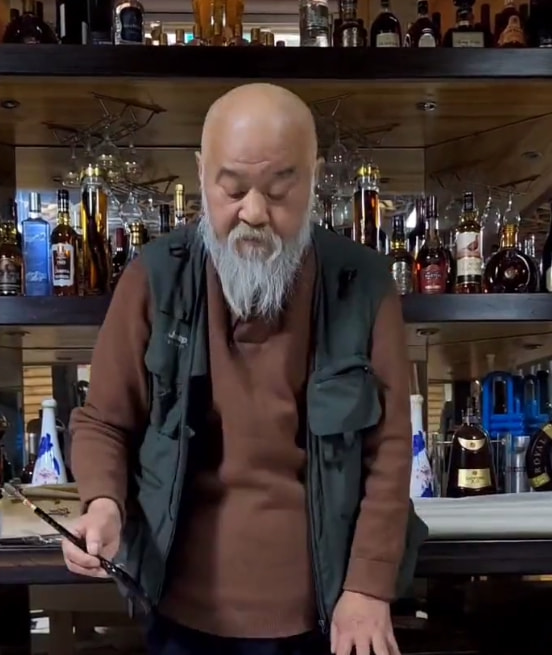 A recent photo of 67-year-old Li Qi was exposed!Attracted by two high ...