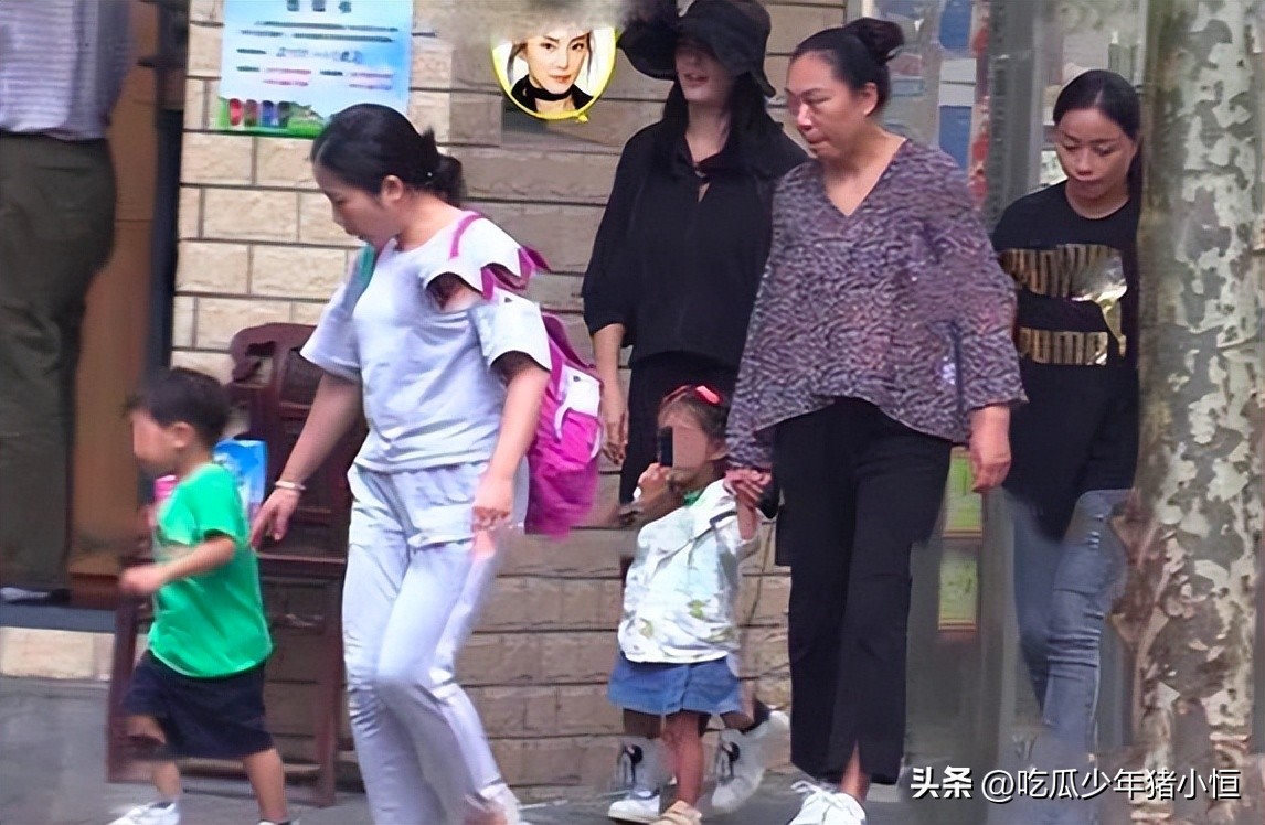 Who says Zhang Yuqi doesn't love children?Holding her daughter's hand ...