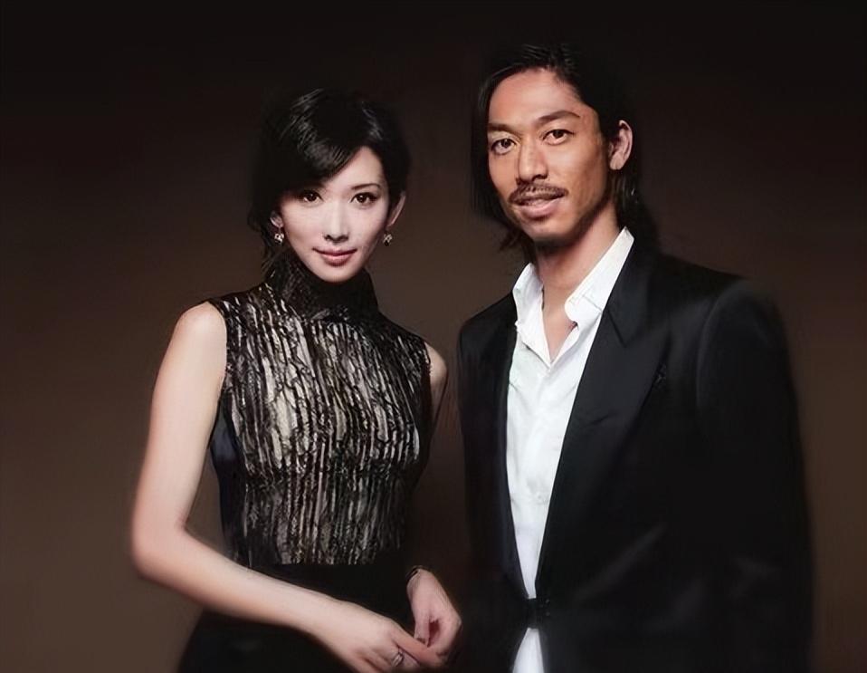 Lin Chiling and his wife and Yang Youning had a dinner together ...