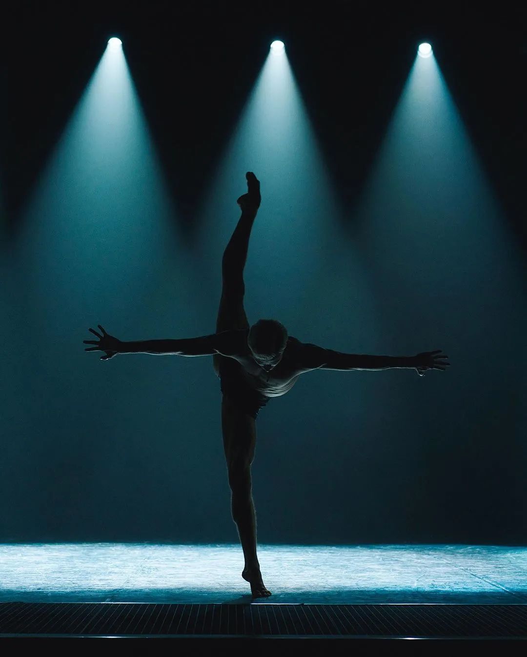 Beautiful ballet photography: the upper body is suffocating, and the ...