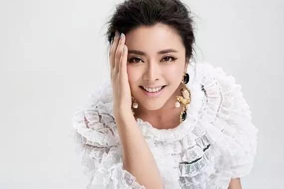 Huang Xiaolei: At the age of 28, she won the Best Newcomer Award, and ...