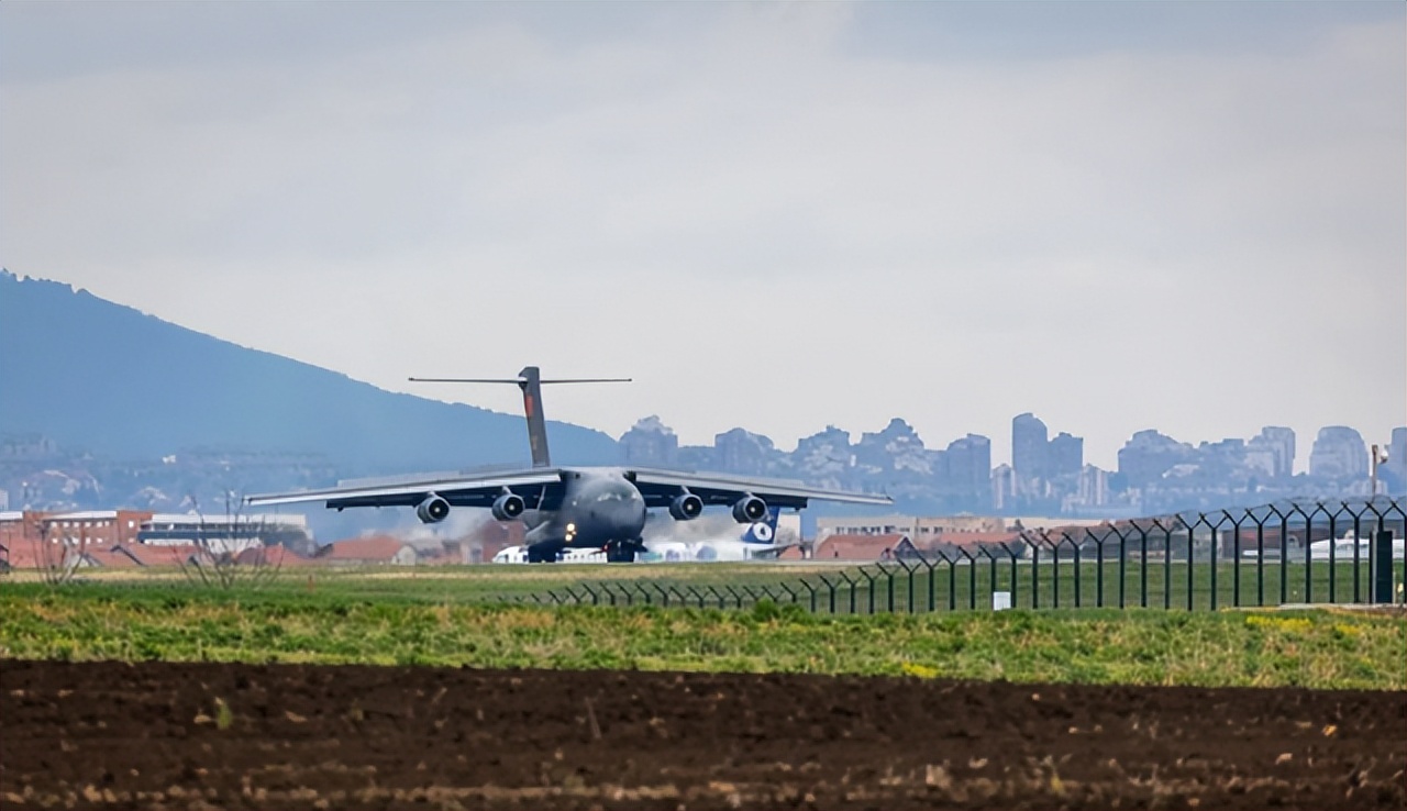 Chinese show of force!Yun-20 flew to Serbia for 3 consecutive days, the ...
