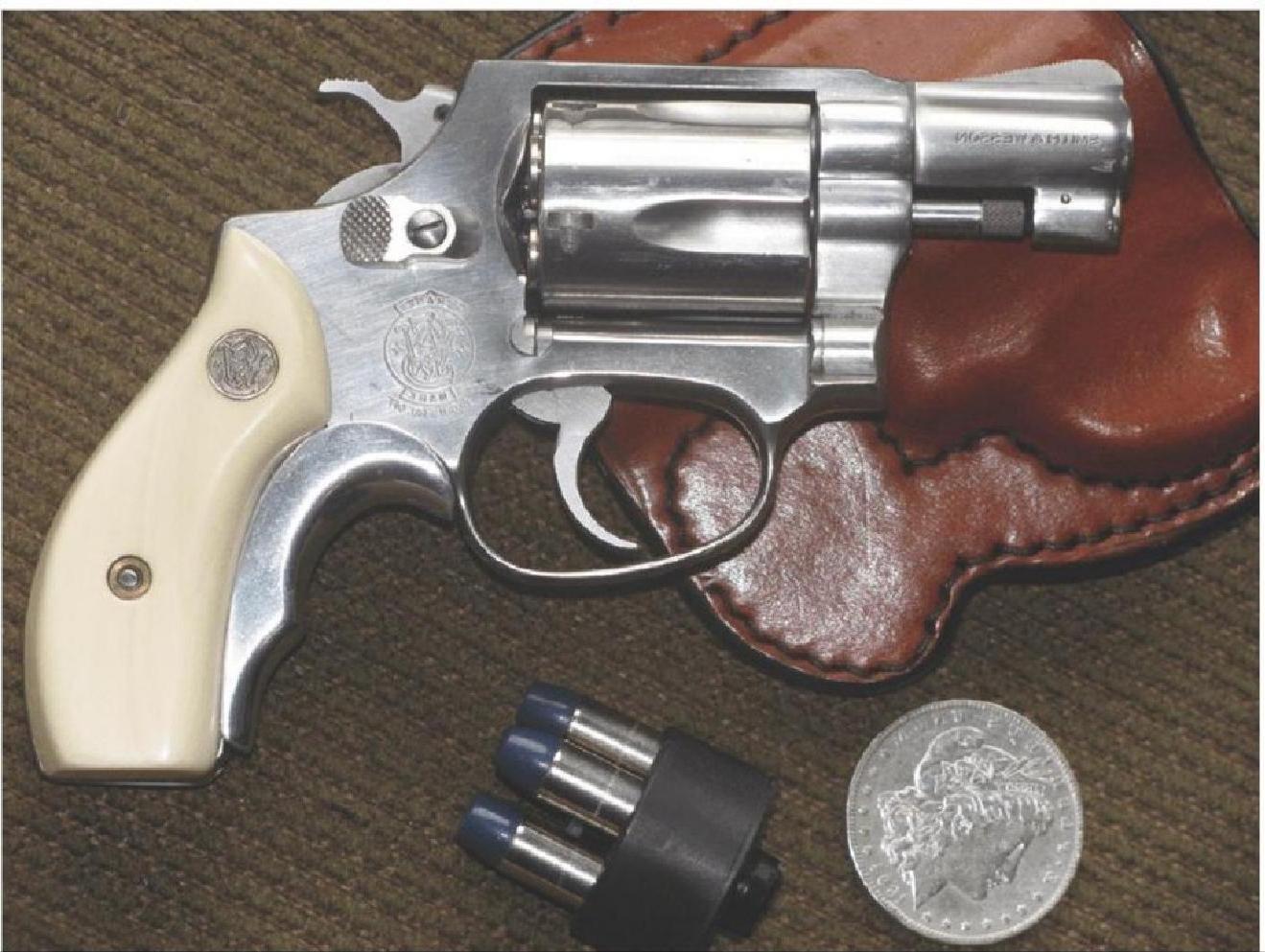 Military Equipment Pistol - American Smith & Wesson M60 (22) - iNEWS