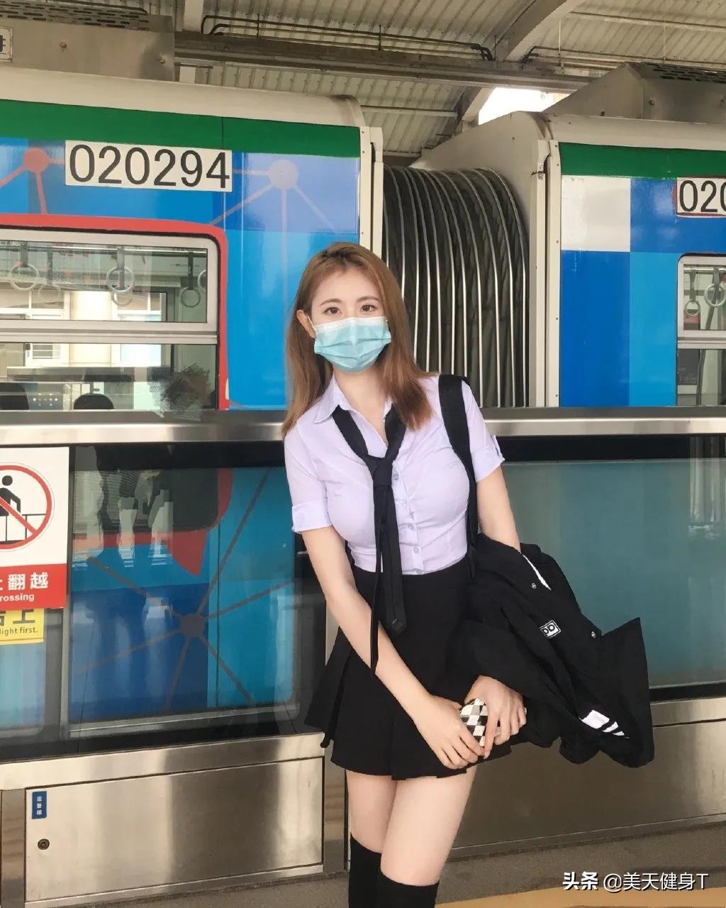 The subway girl became popular, she looks like Liu Shishi in pure ...