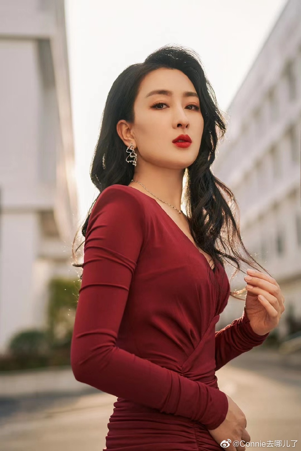 Ma Su's photo in red is super charming! Red lips, black hair, graceful body, sexy and beautiful ...