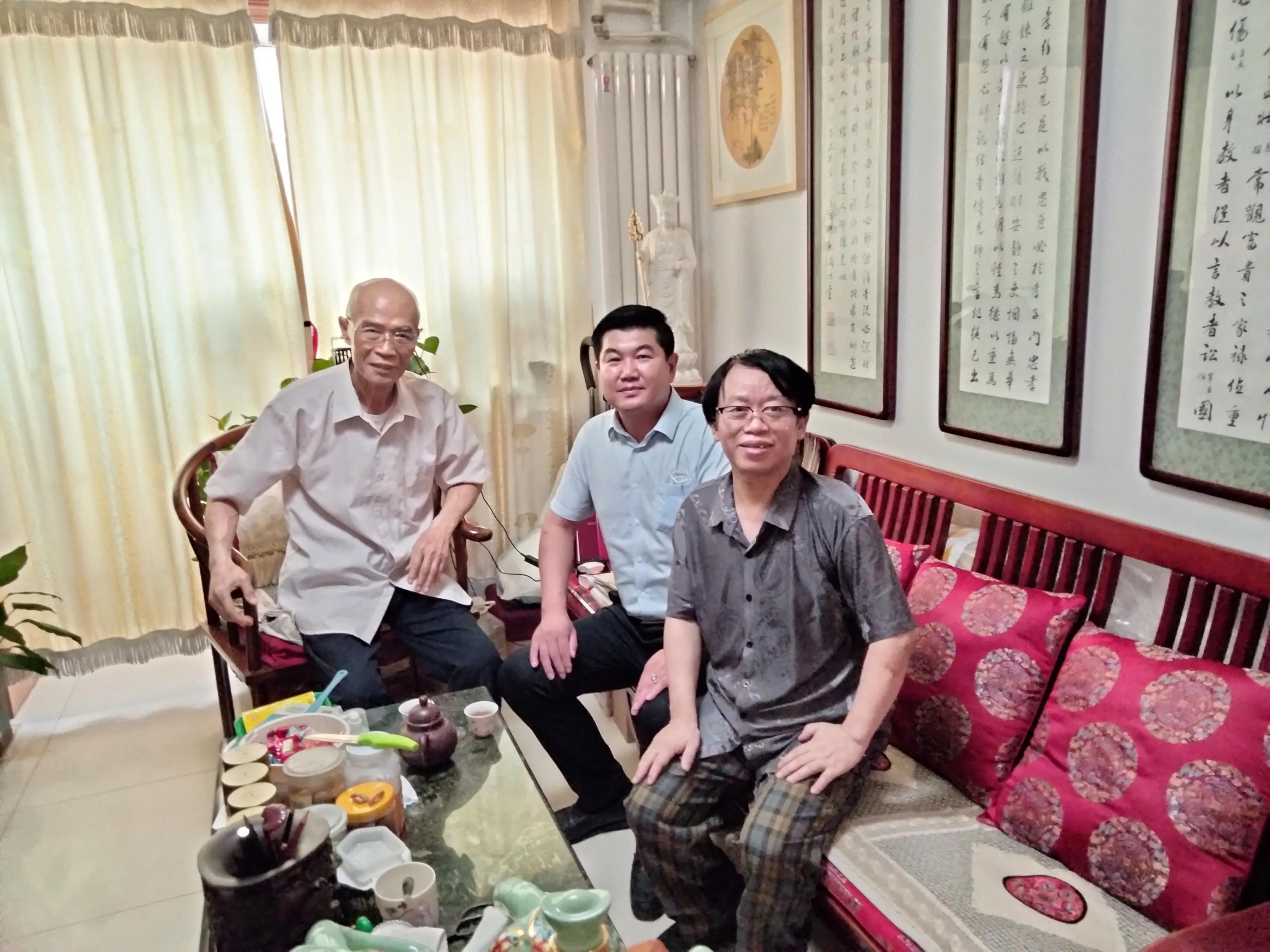 Mr. Yan Zhentang presented Xue Wenming's work "Collector" - iNEWS