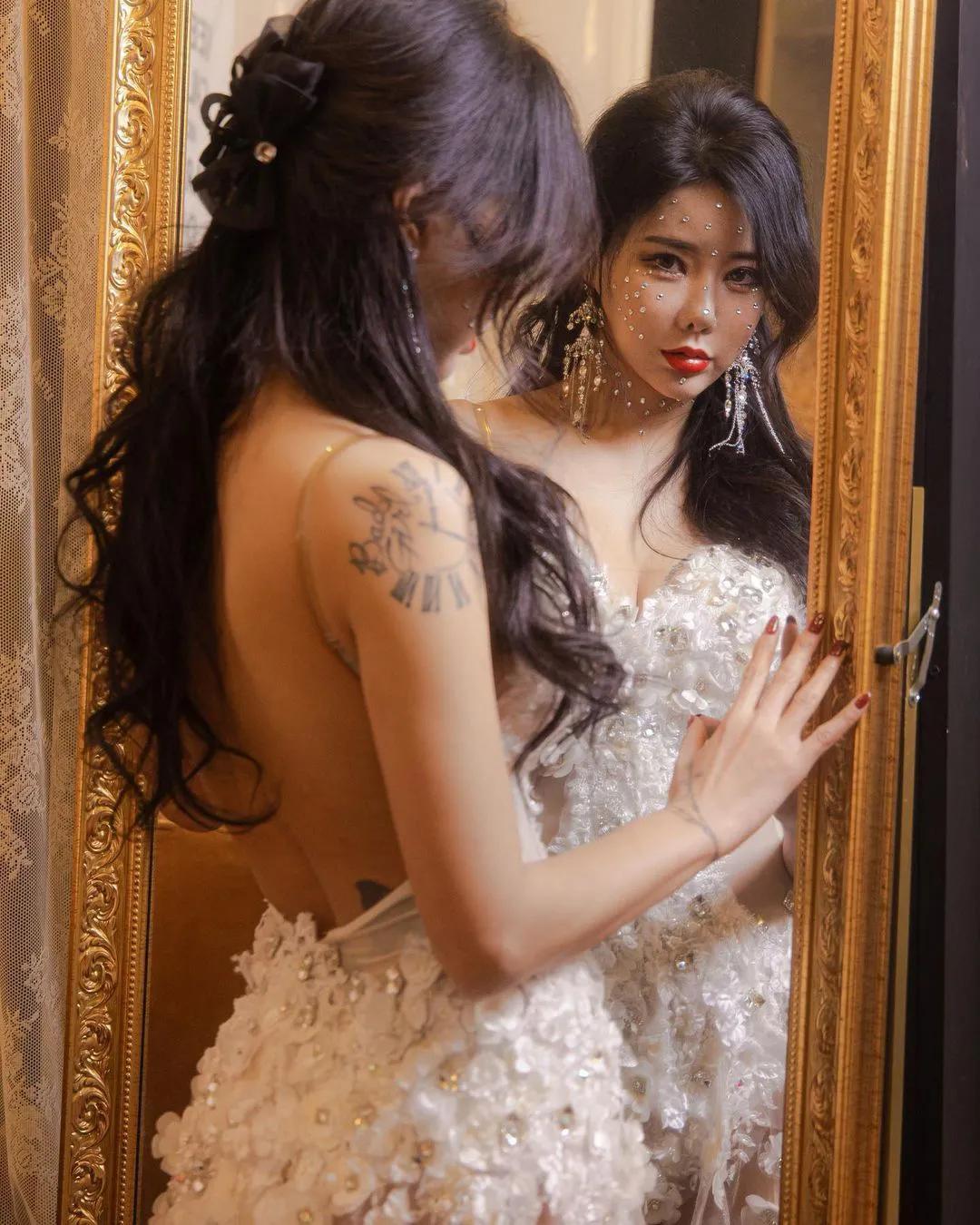 Bai Chenghui's cross-moon mix-and-match show - iNEWS