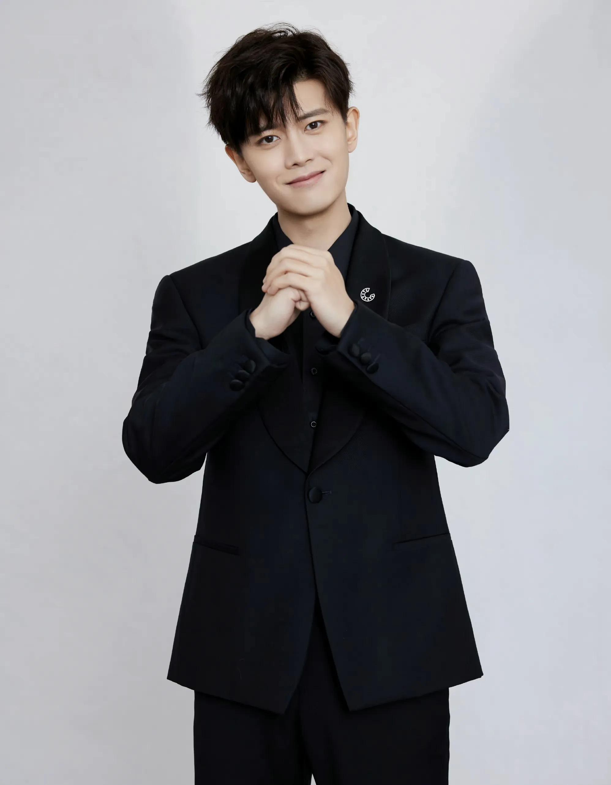 Actor Ren Jialun's fashion photo: Yushu faces the wind and looks ...